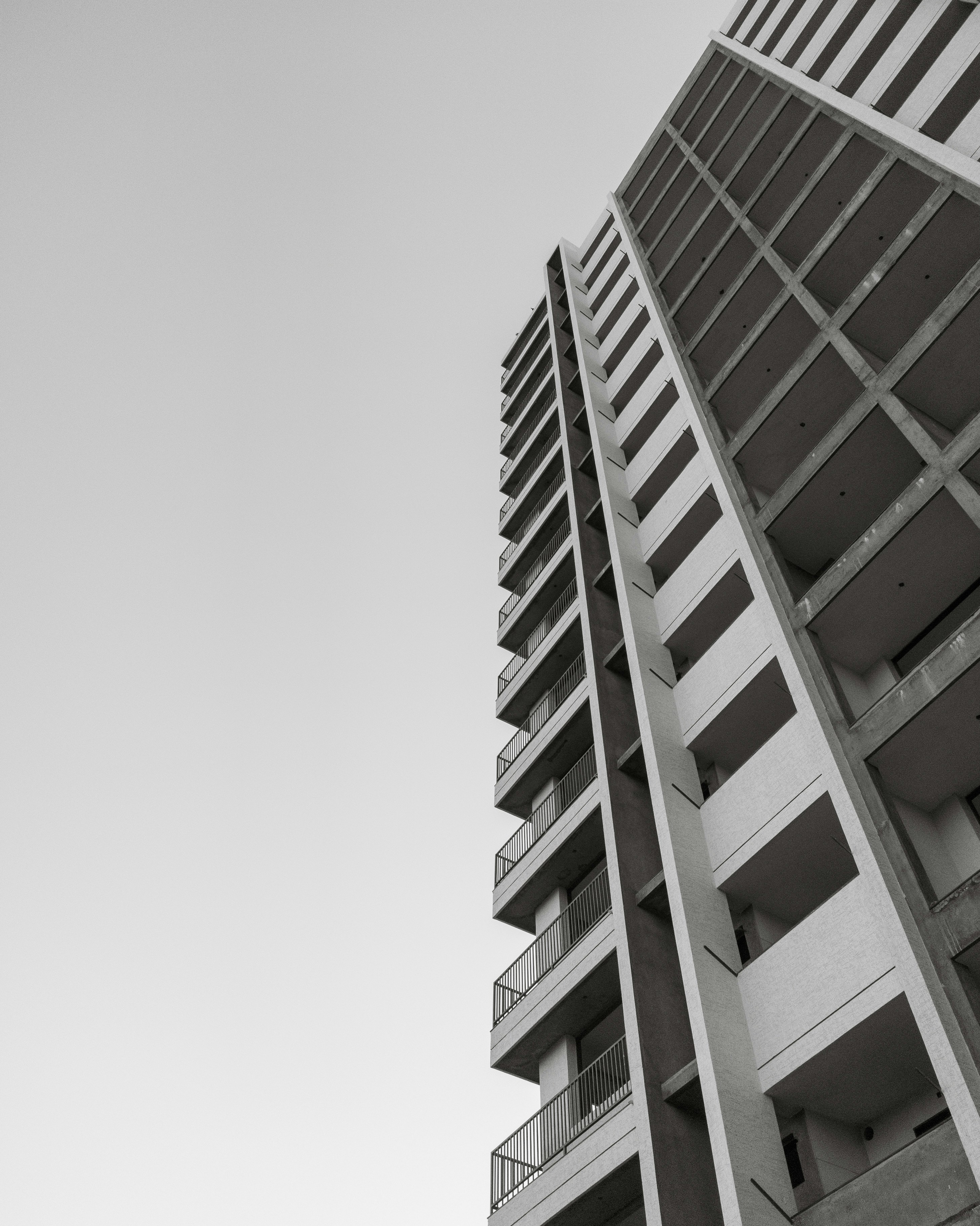 高層ビルの白黒写真の写真 – Unsplashのモバイル用壁紙の無料画像