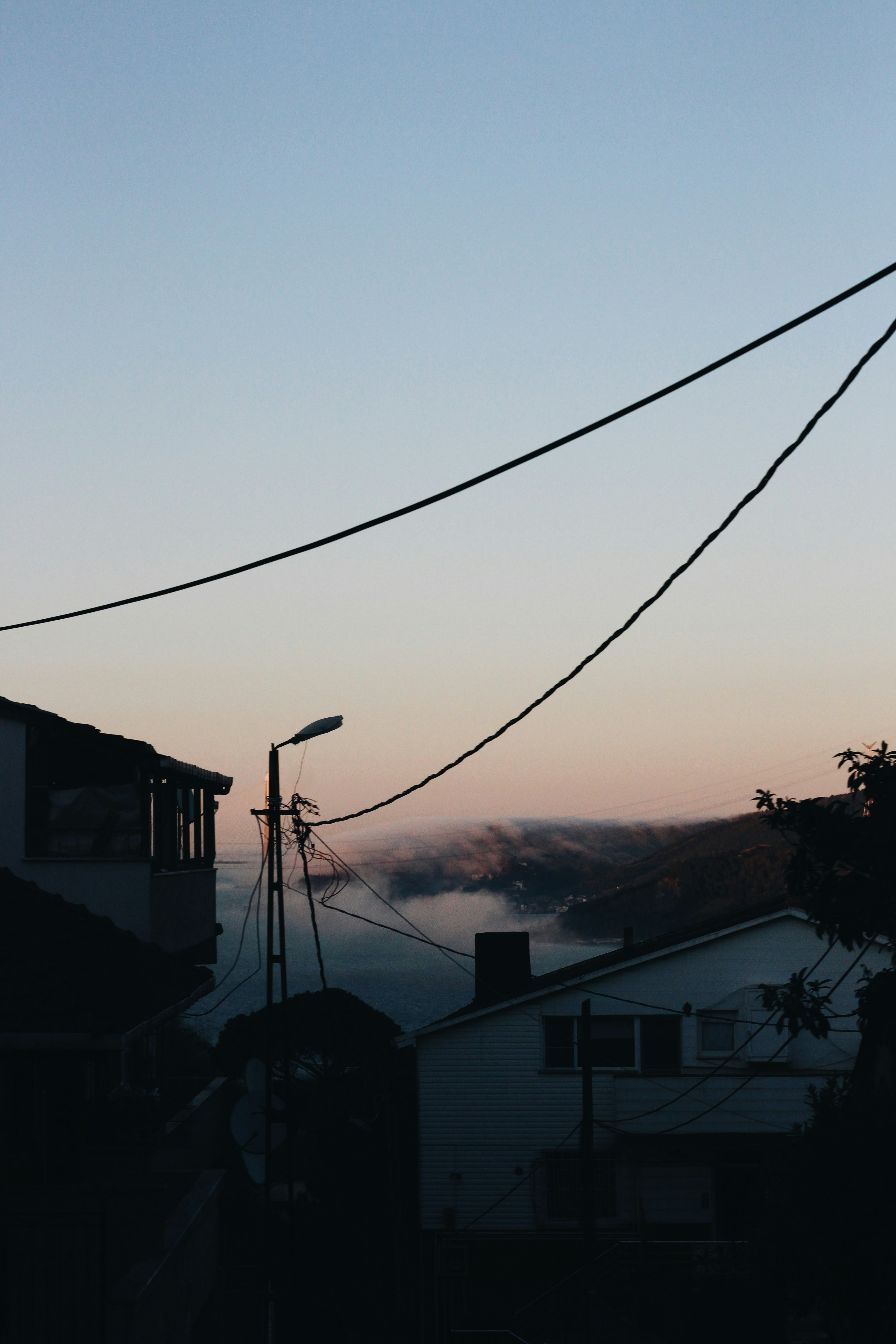 Foto Una vista de una montaña brumosa al atardecer – Imagen Gris gratis ...