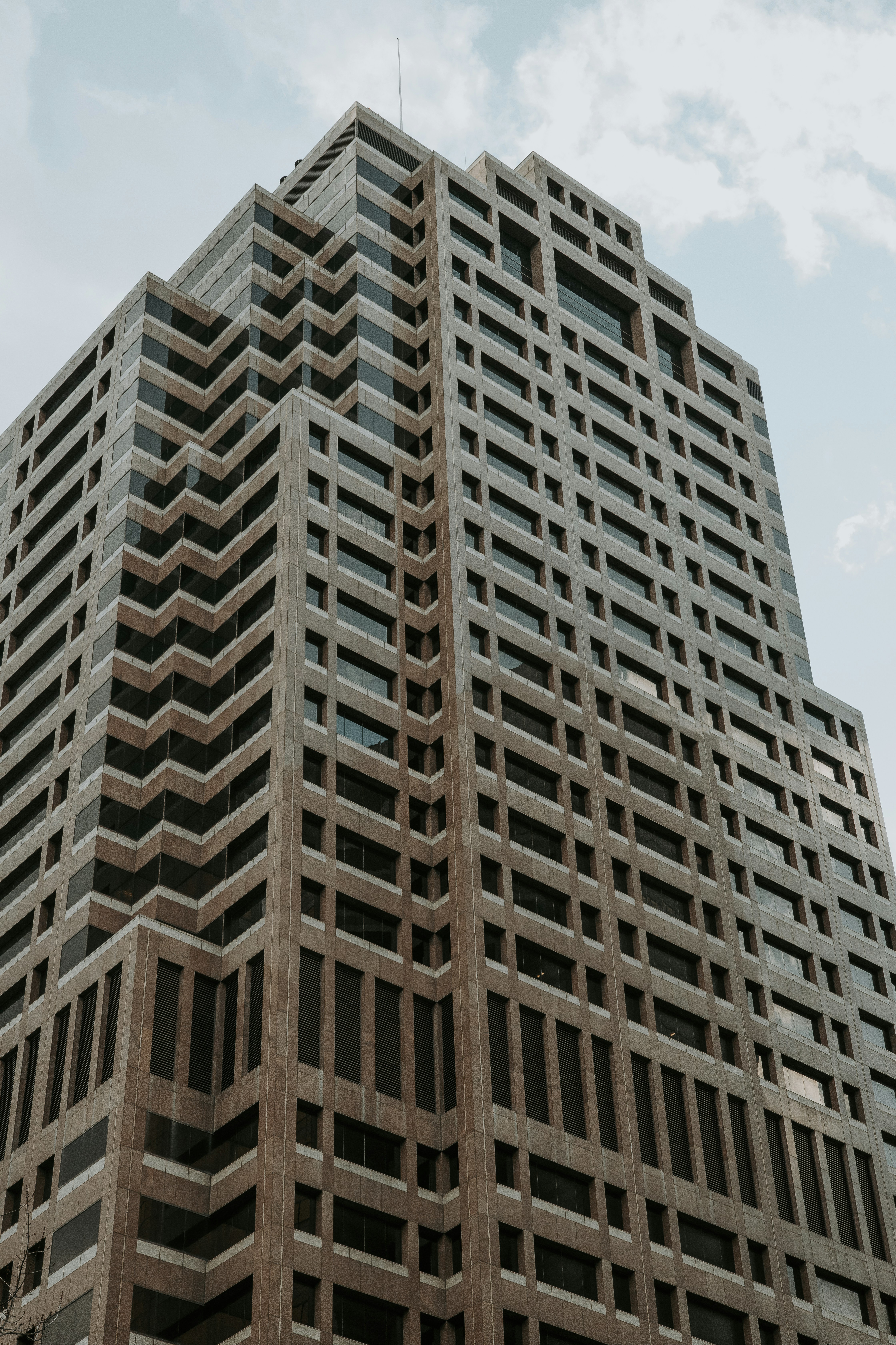 Foto Un edificio muy alto con muchas ventanas – Imagen Gris gratis en Unsplash