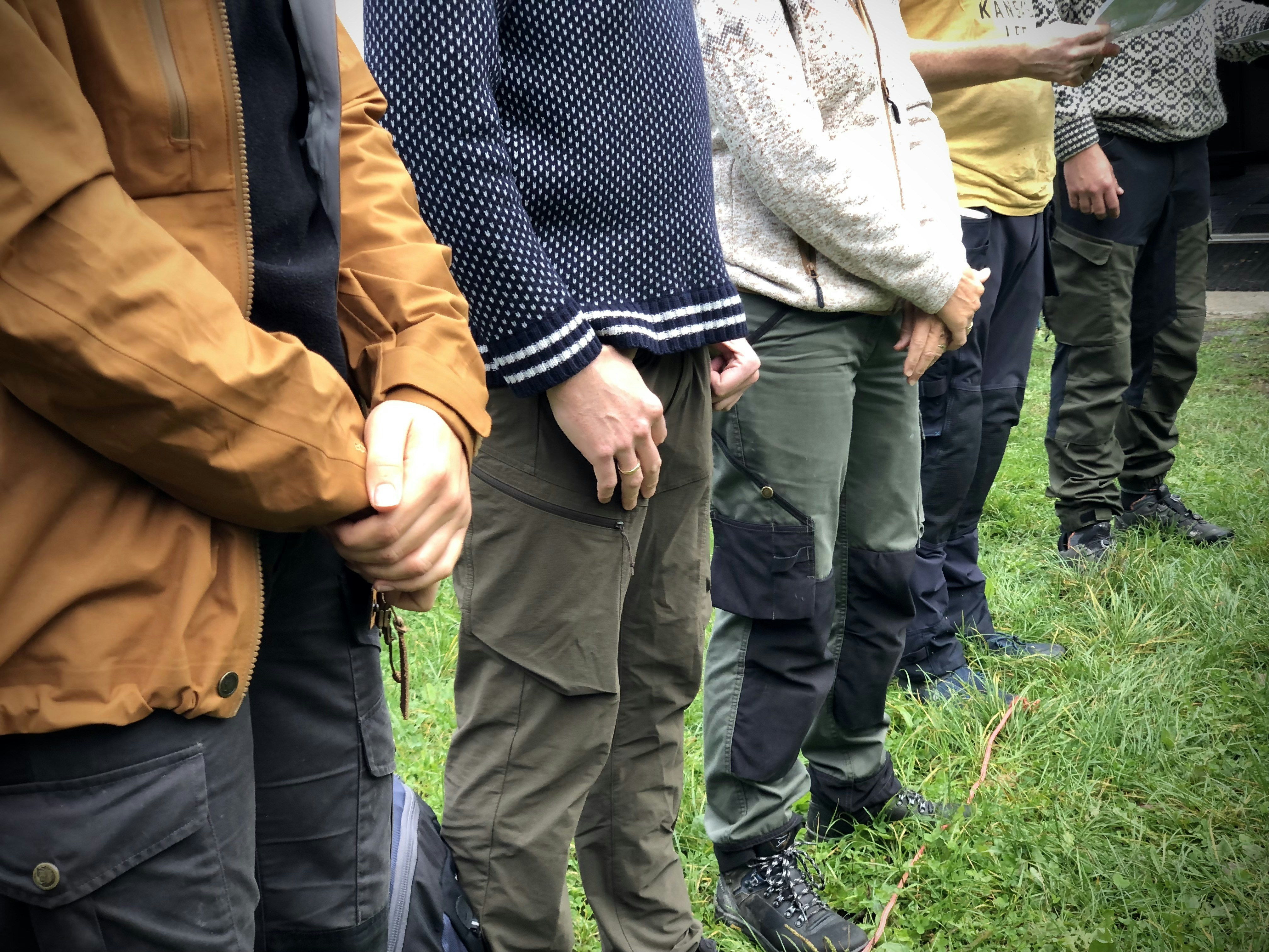 Foto zum Thema Eine Gruppe von Menschen, die nebeneinander stehen ...