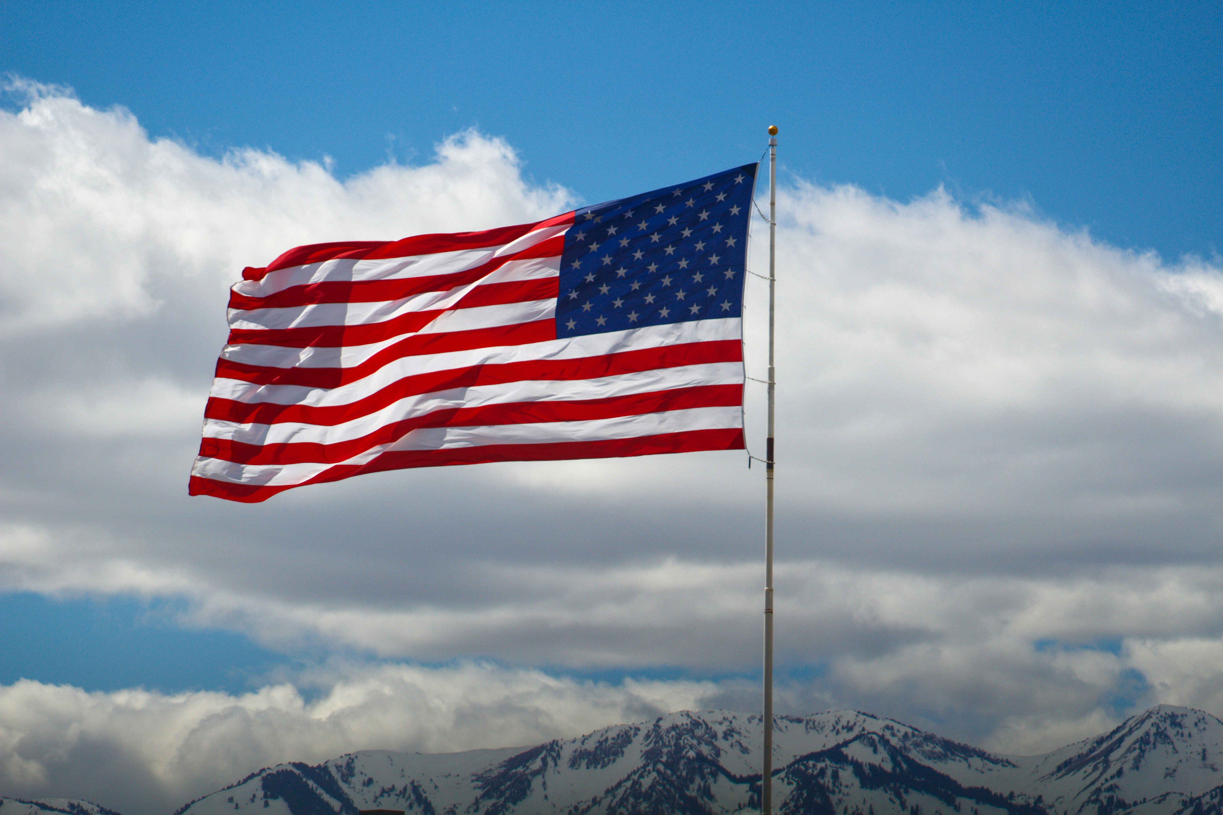 Un grand drapeau américain flottant dans le ciel photo – Photo Symbole ...