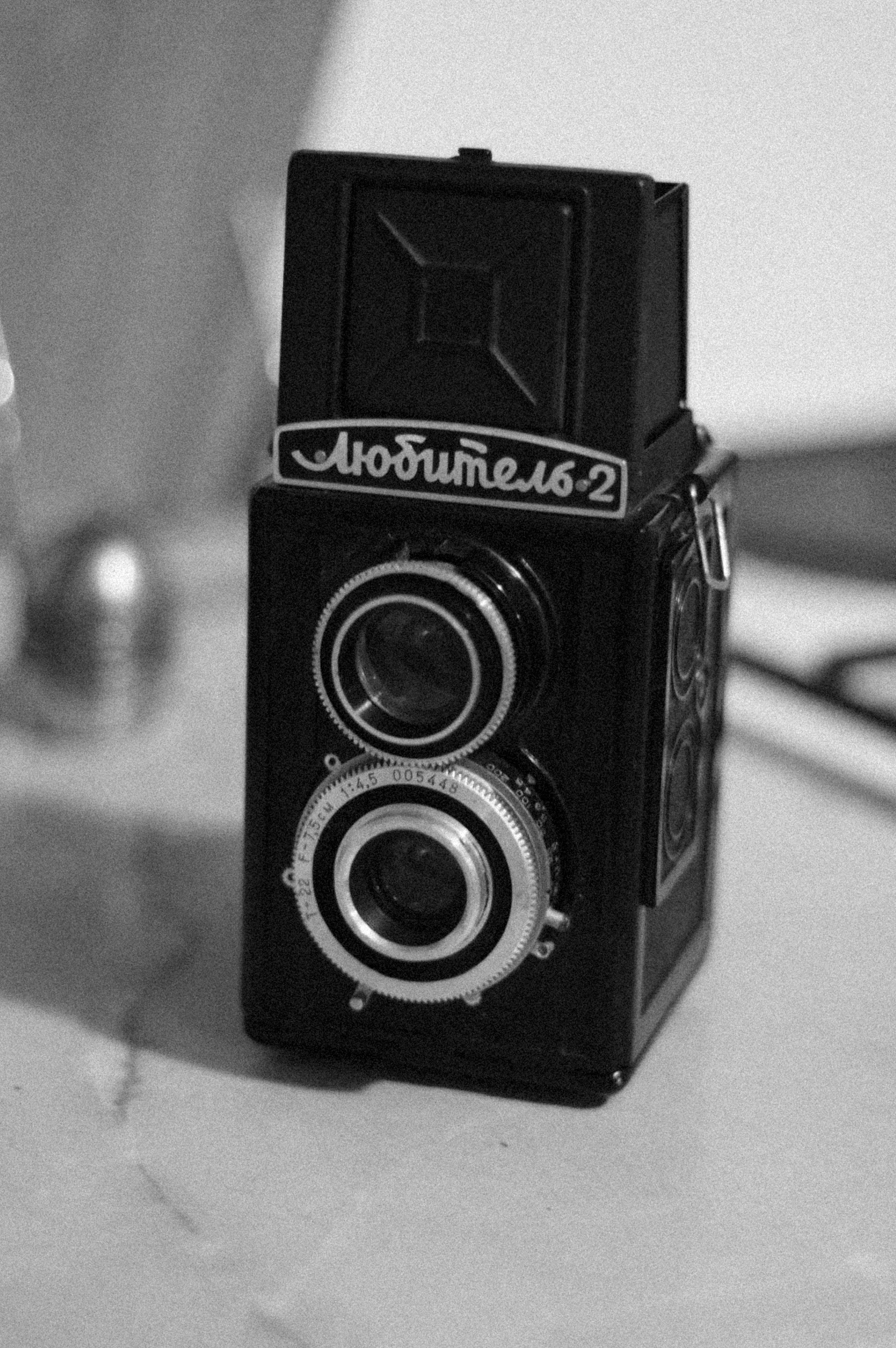 Twin-Lens Reverie: A Vintage Camera Resting on a Bare Table