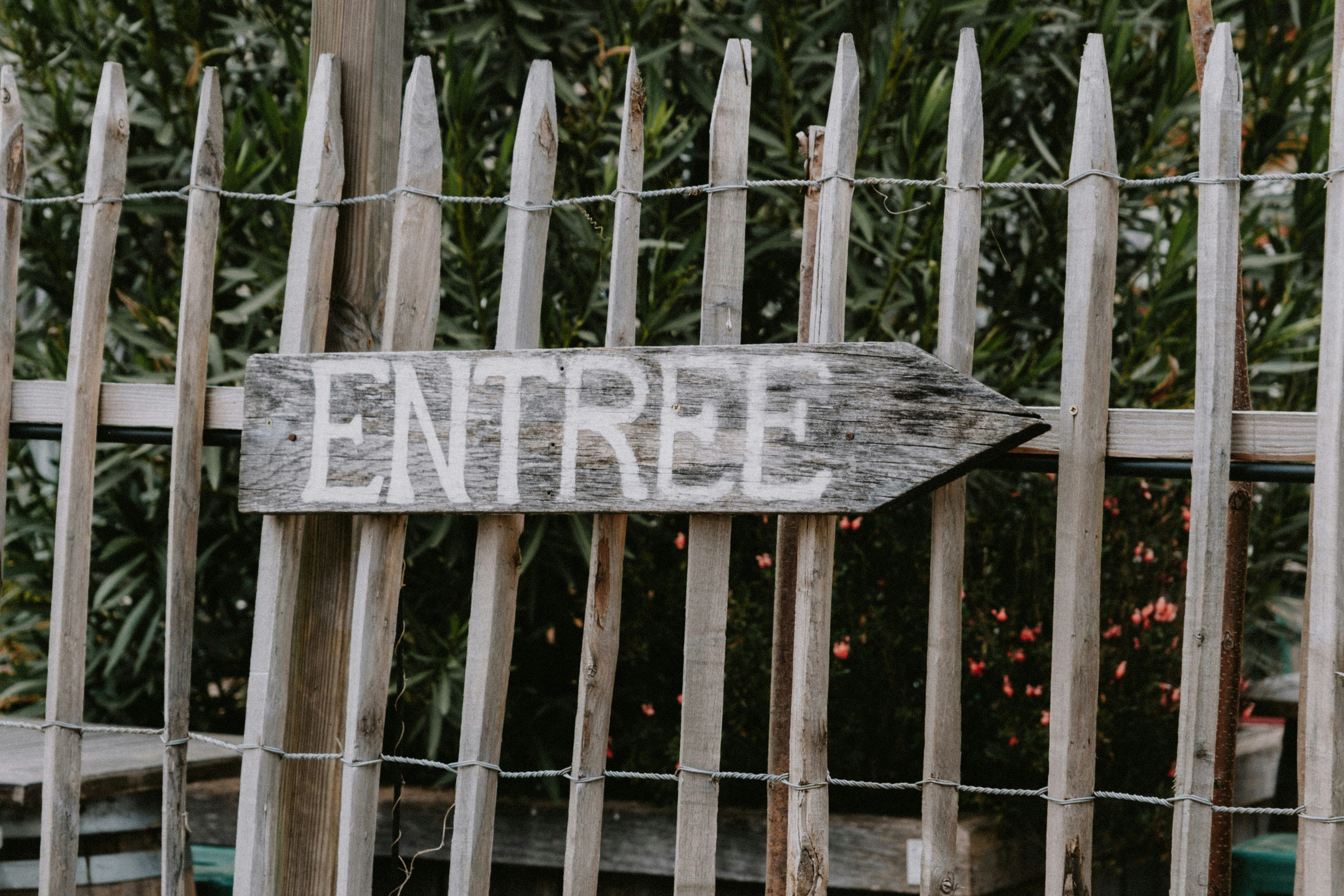 A wooden sign on a fence that says enter photo – Free Bordeaux Image on ...