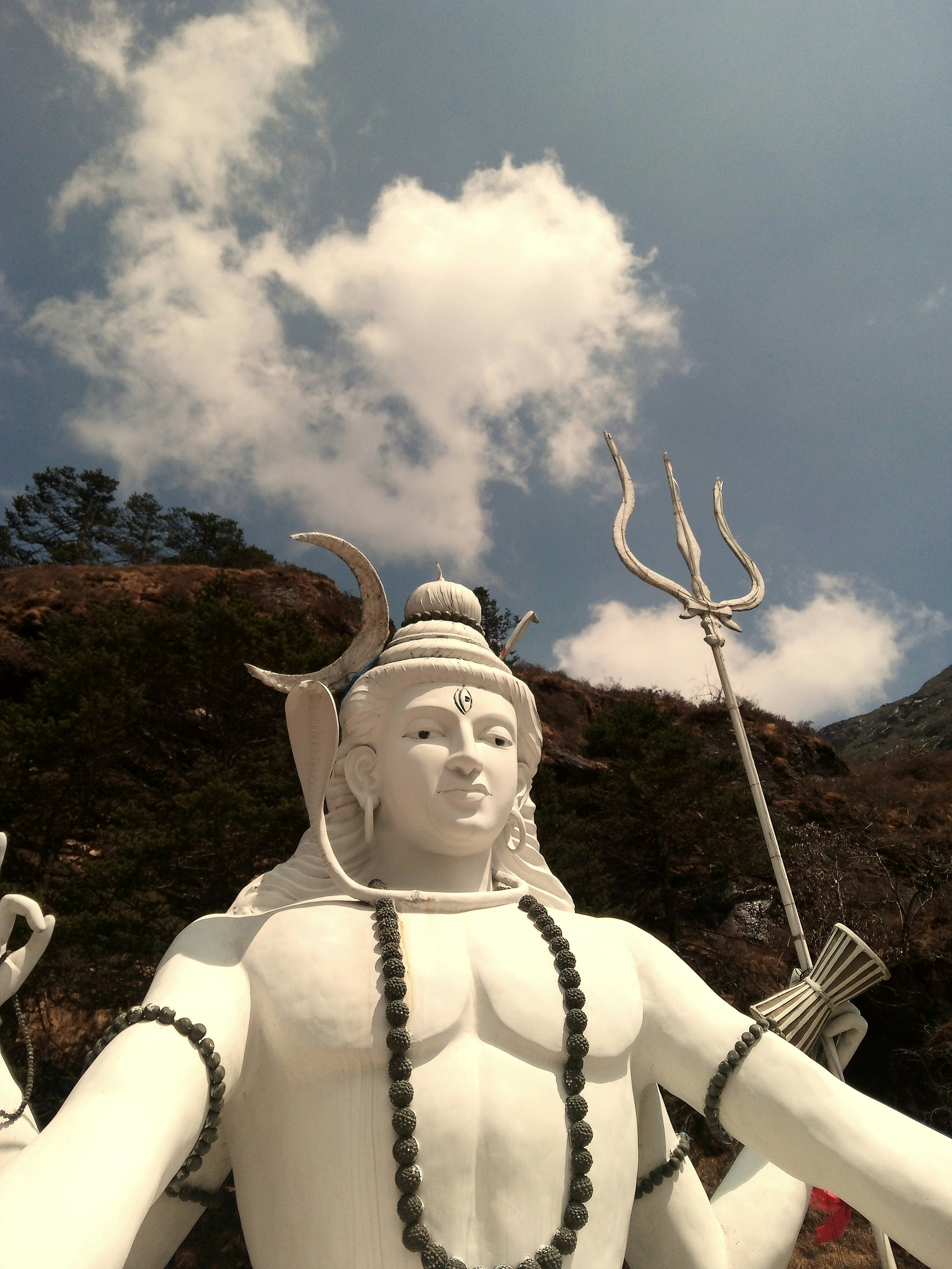 Une statue d’une personne tenant une lance photo – Photo Accessoires ...