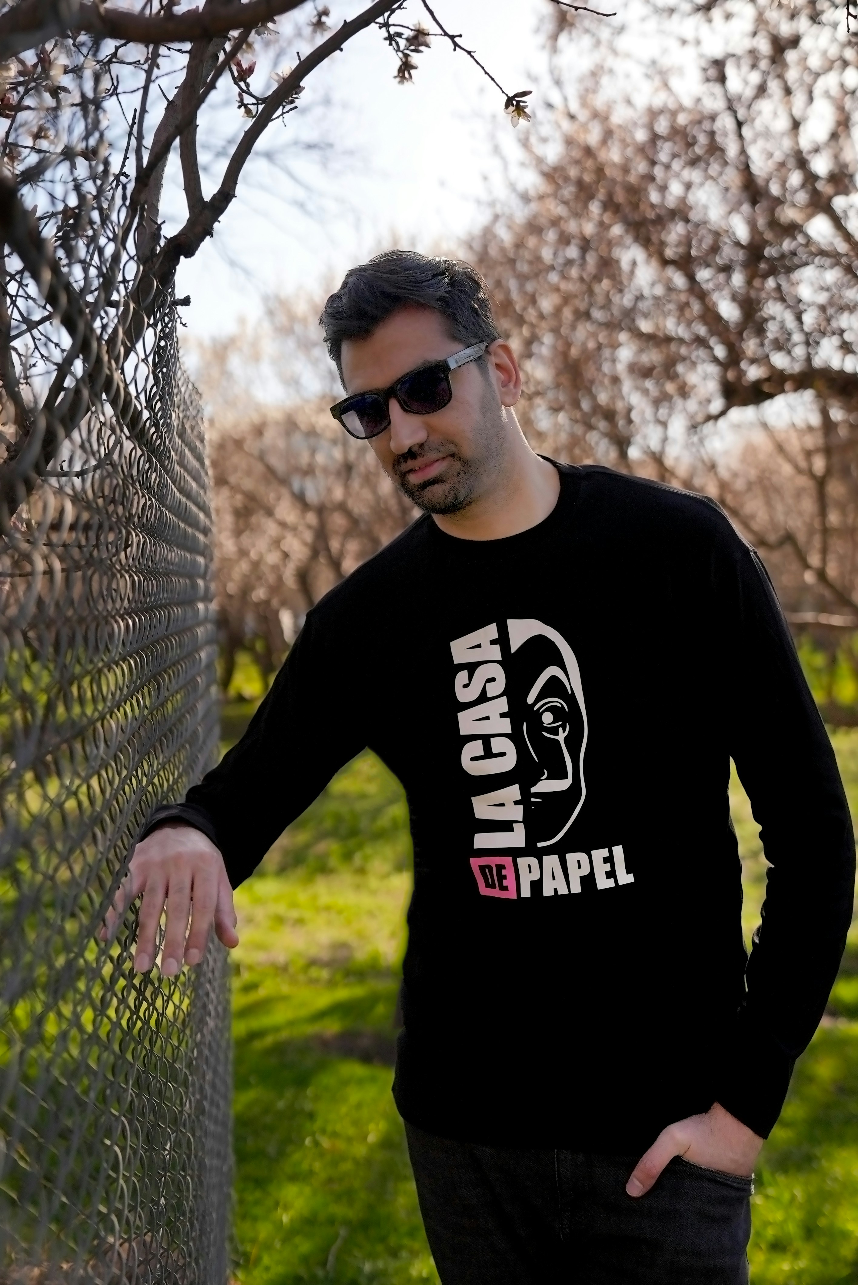 Un hombre parado junto a una valla con las manos en las caderas foto ...