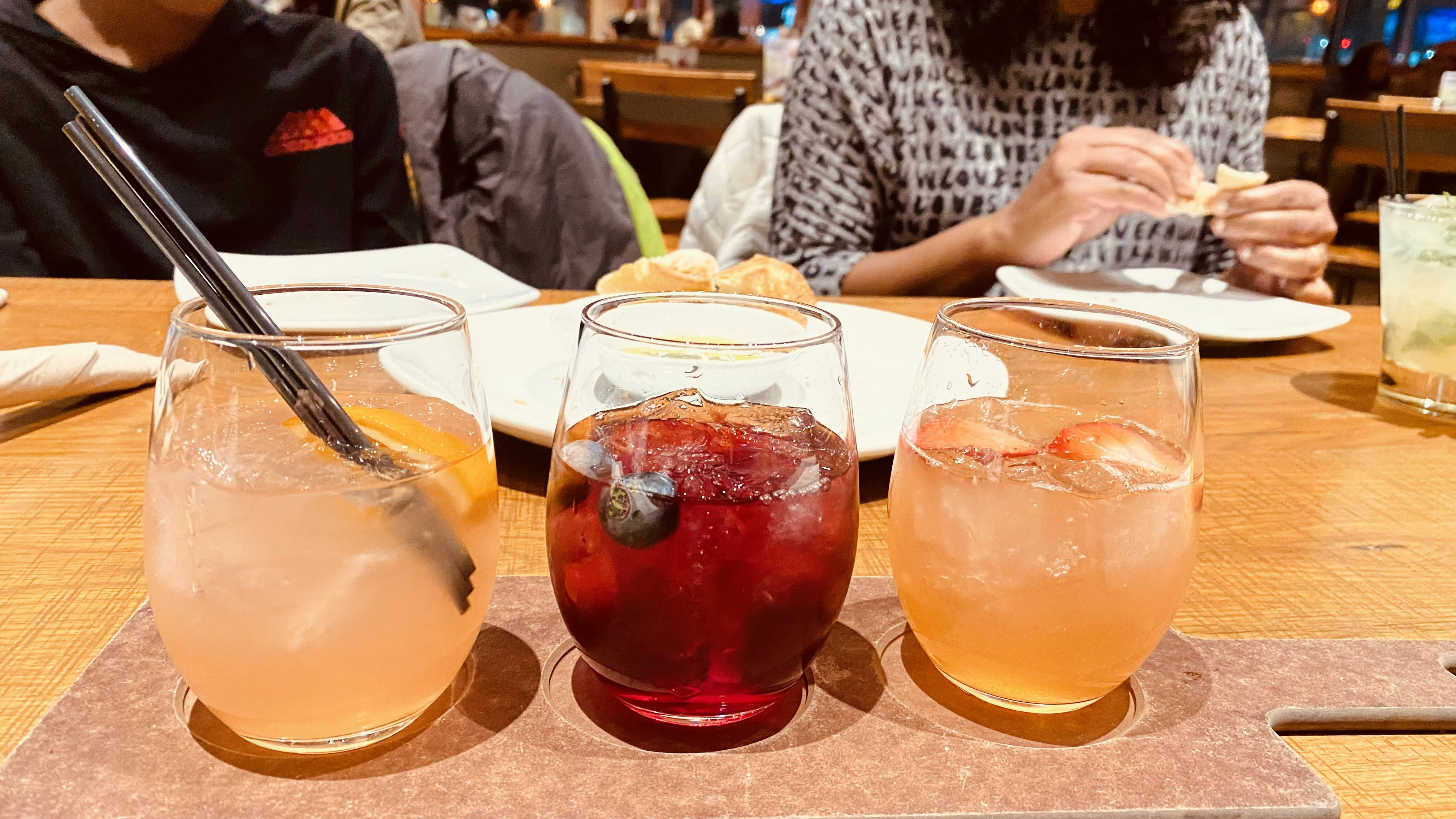 Trois types de boissons différents sur une table photo – Photo Humain ...