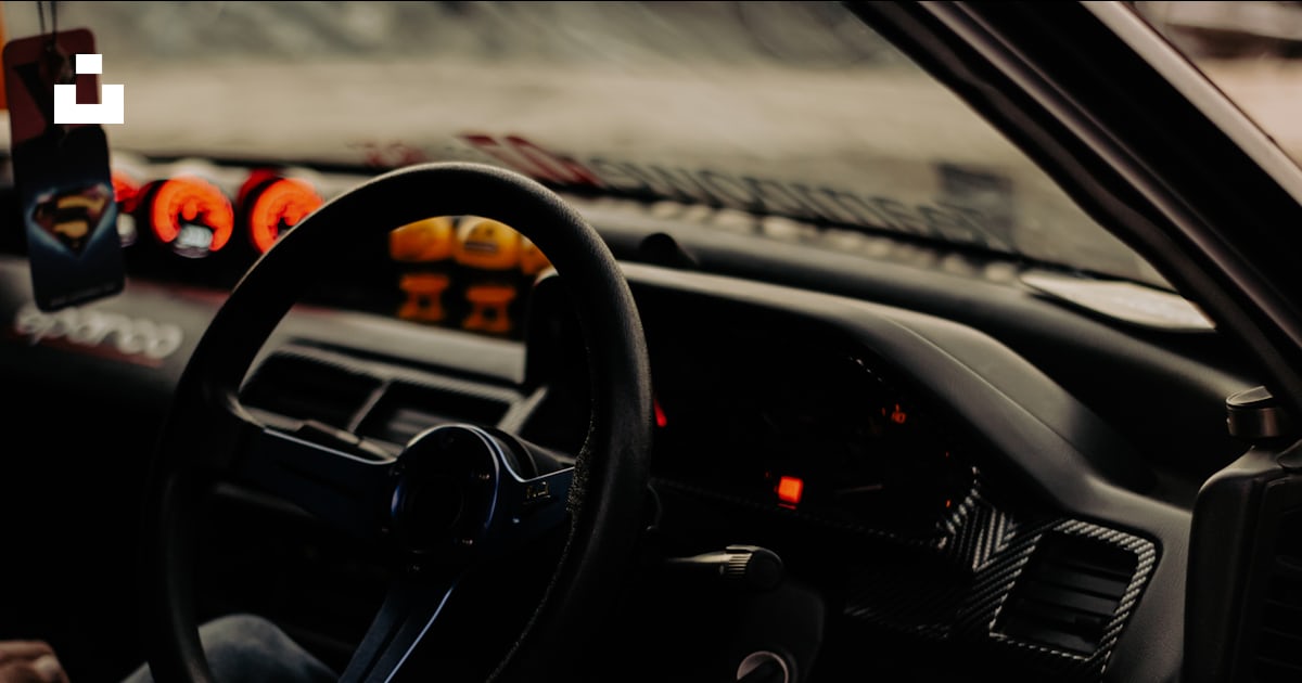 Foto Um painel de instrumentos do carro com um volante e luzes do ... Foto Um painel de instrumentos do carro com um volante e luzes do ...