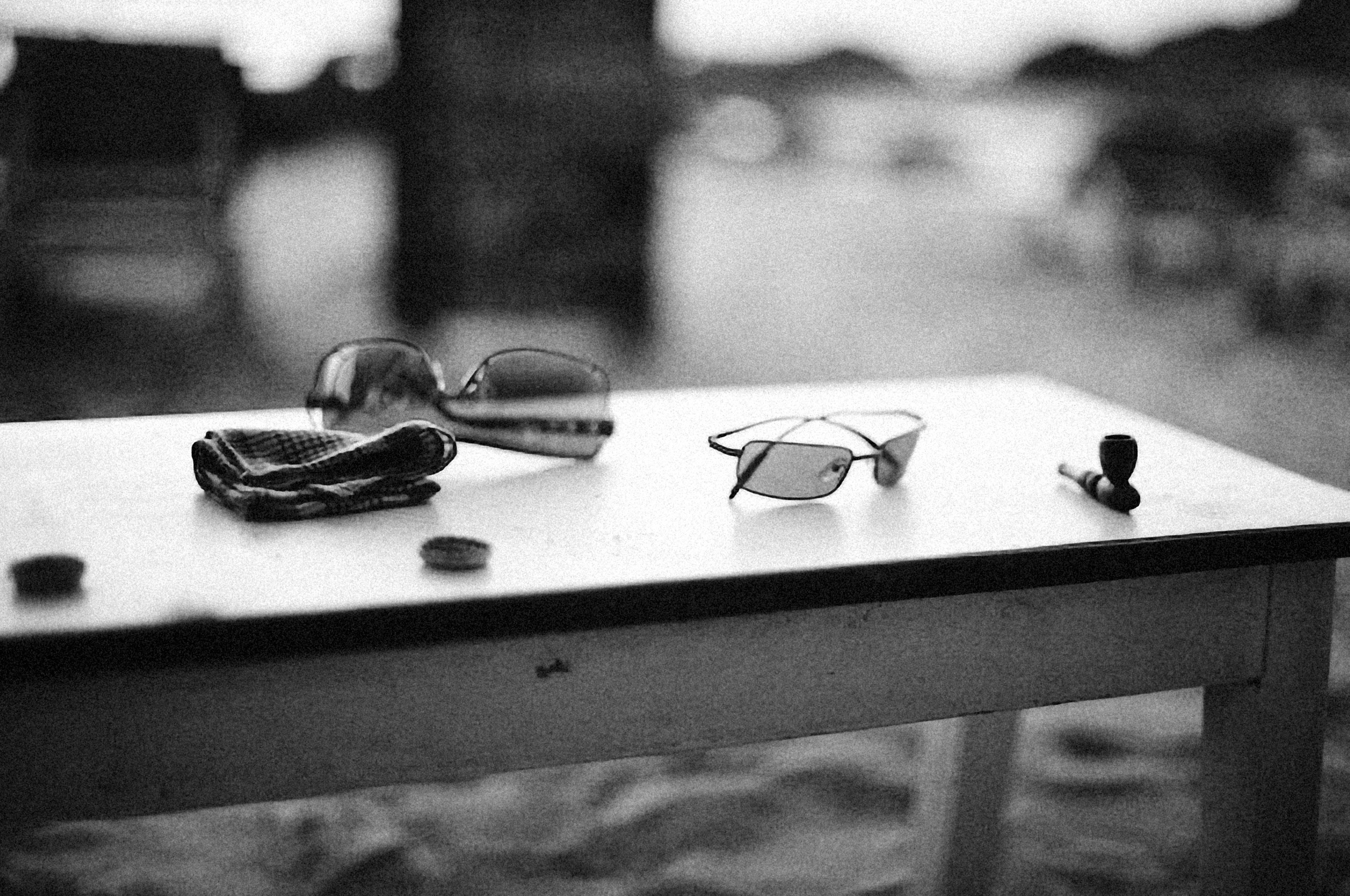 Foto Una mesa cubierta con un par de gafas de sol y un par de gafas de ...