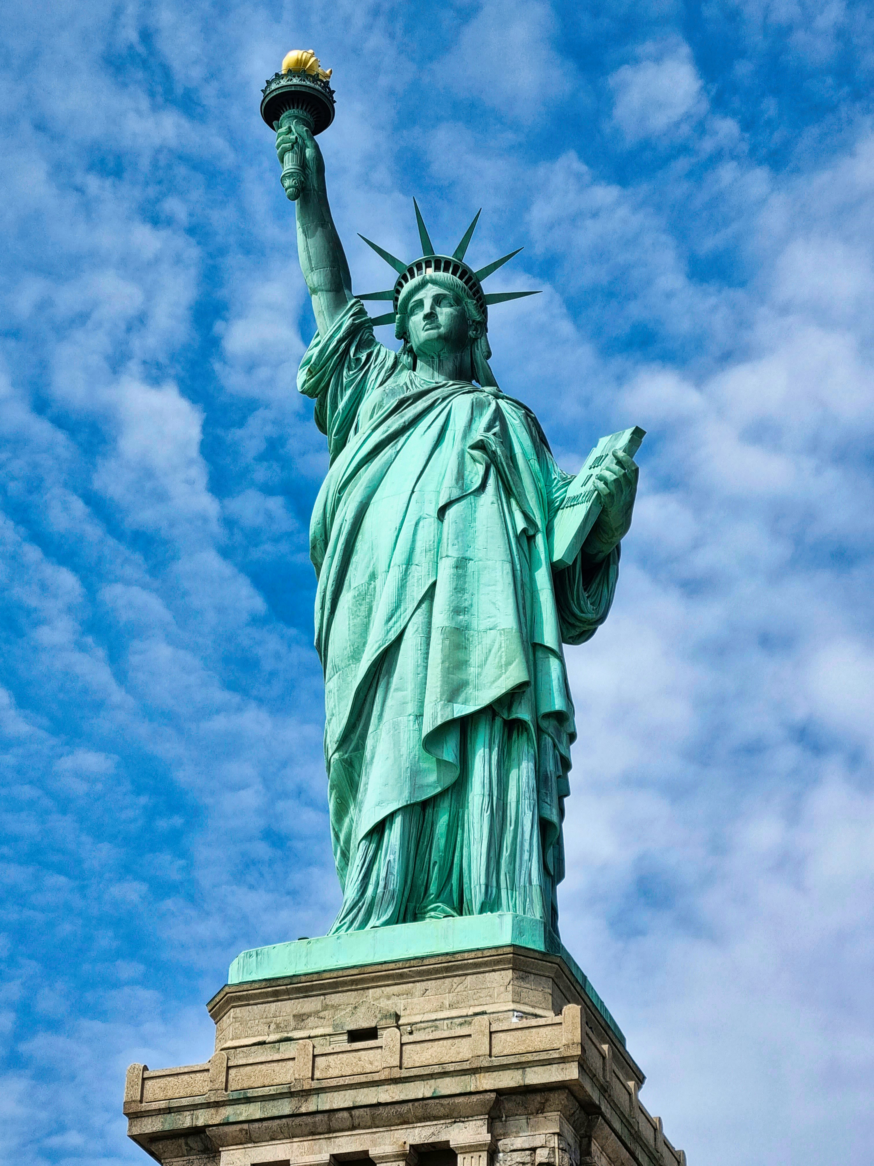La Statue de la Liberté est représentée sur un ciel bleu photo – Image ...