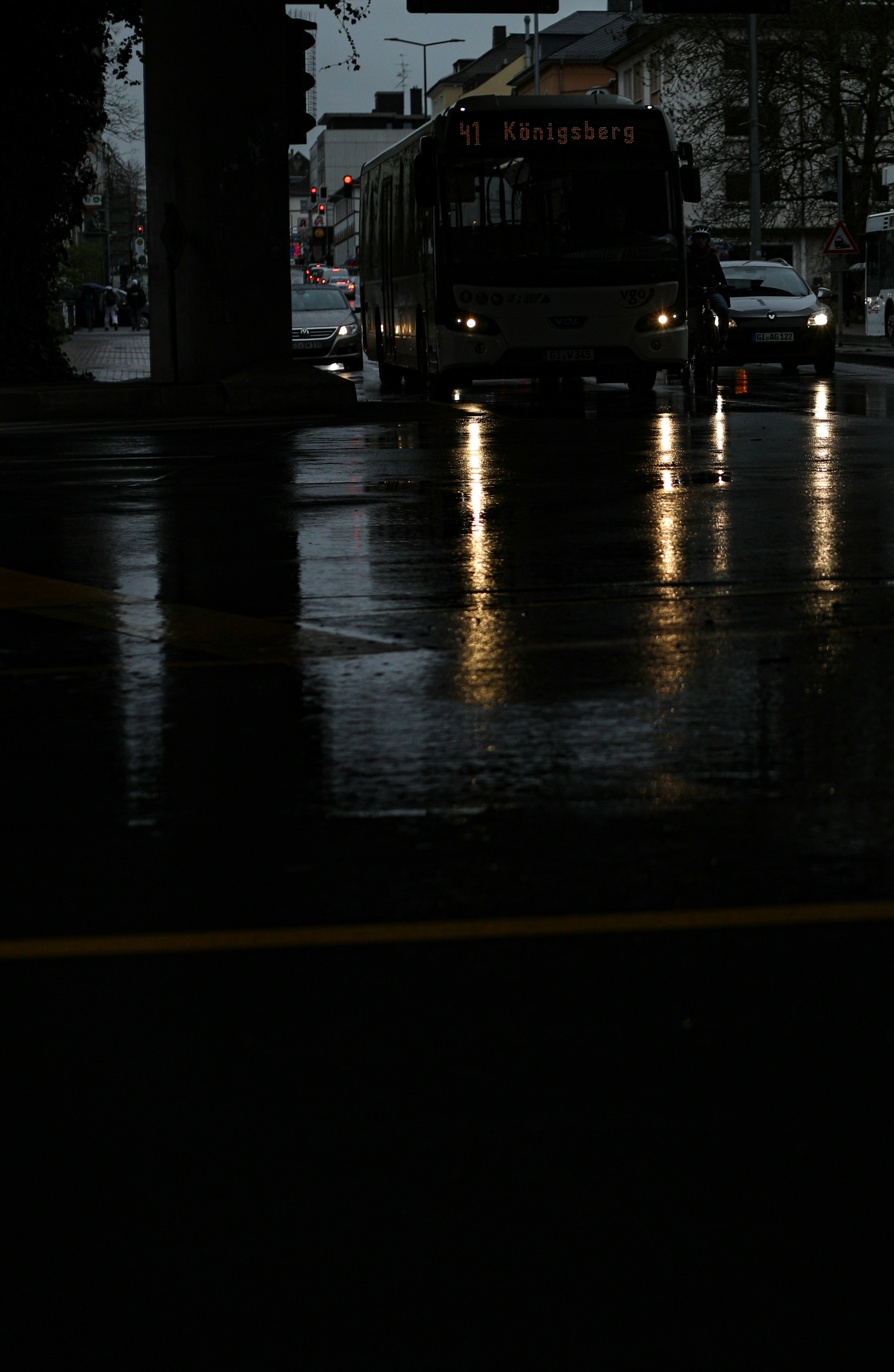 Un bus roulant dans une rue la nuit photo – Photo Gris Gratuite sur ...