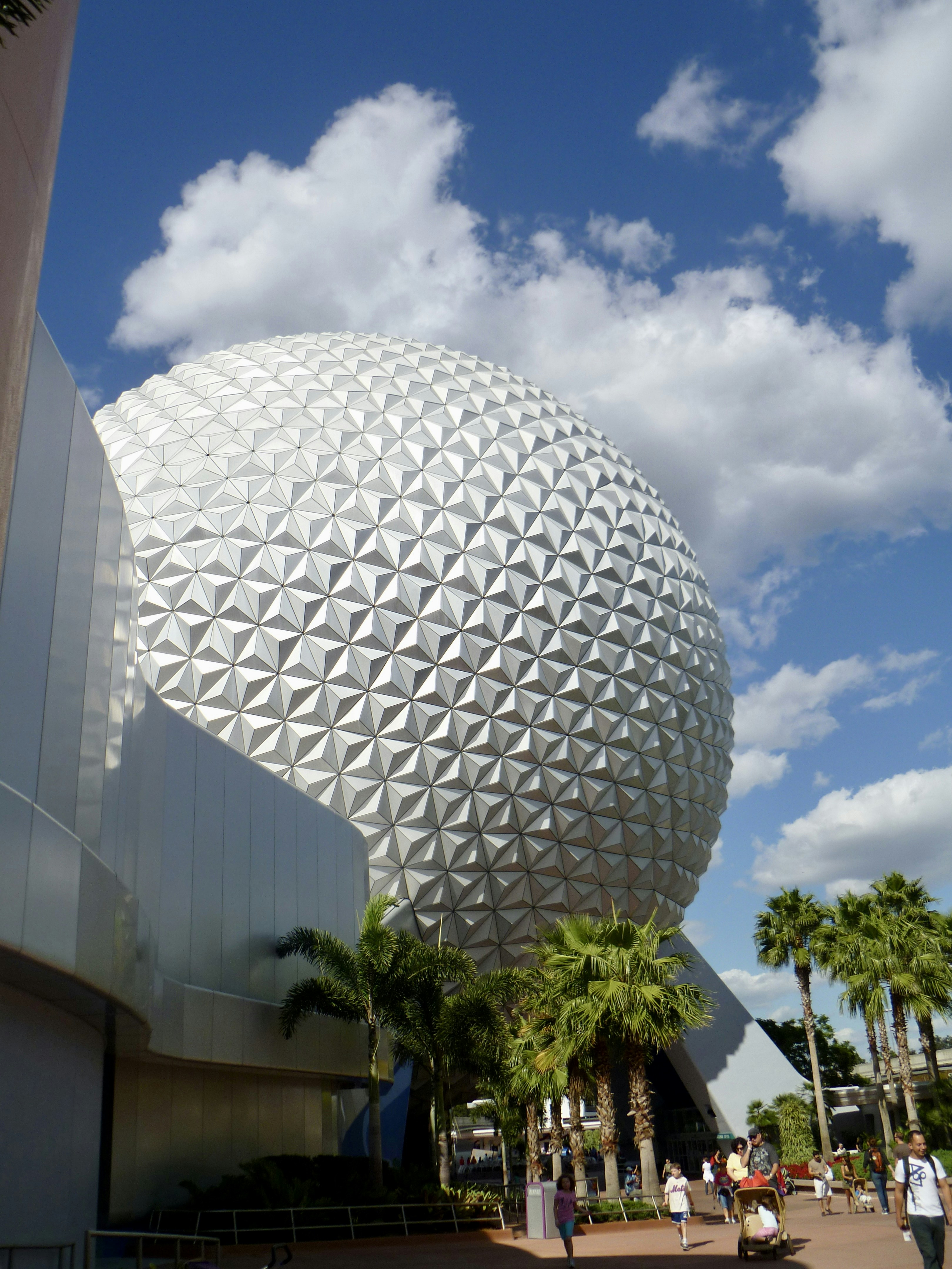 Foto Una gran bola frente a un edificio bajo un cielo azul nublado – Imagen Gris gratis en Unsplash