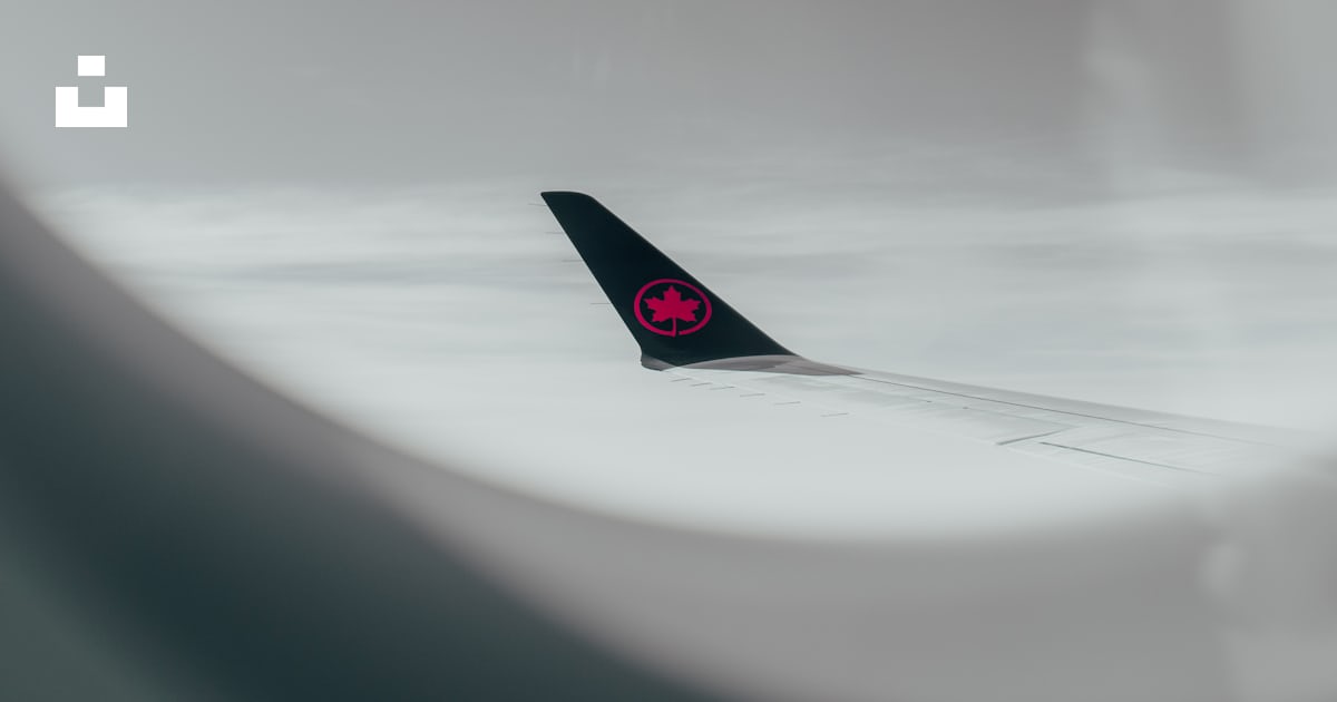 공항 활주로 위에 앉아 있는 검은색과 빨간색 비행기 사진 Unsplash의 무료 기분 이미지
