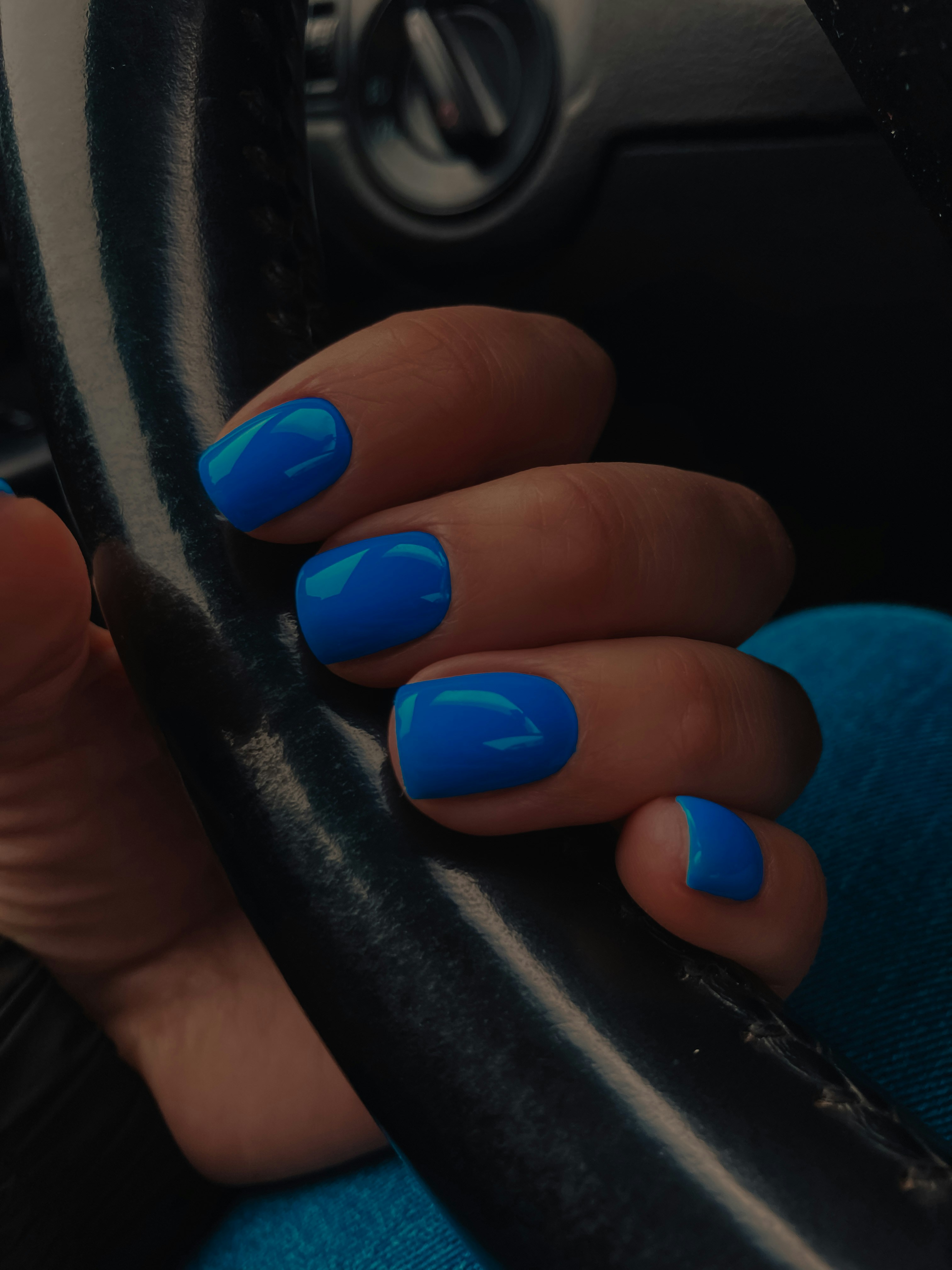A woman with blue nails driving a car photo – Free Person Image on Unsplash