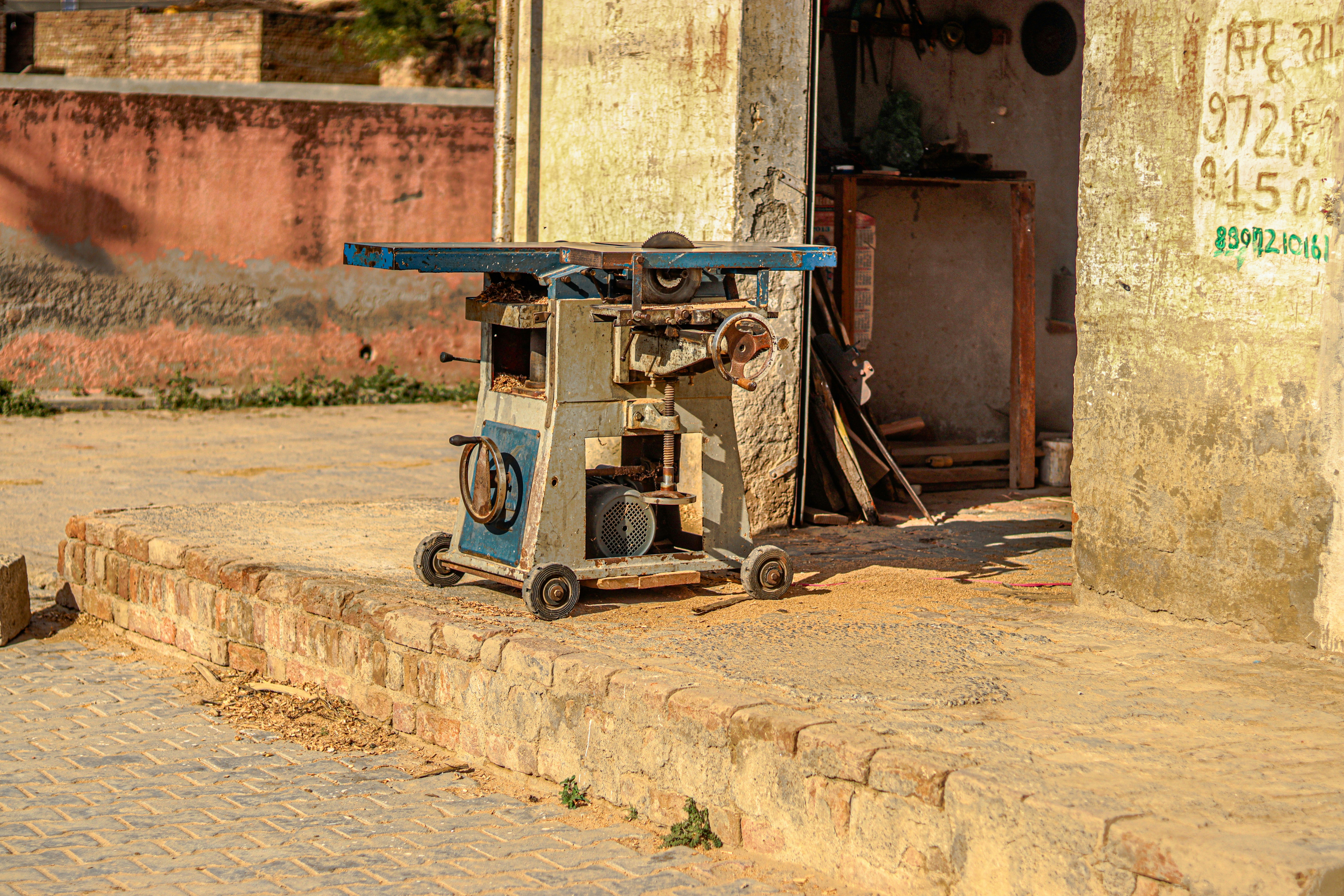 Foto Una mesa rota sentada al costado de un edificio – Imagen Máquina ...