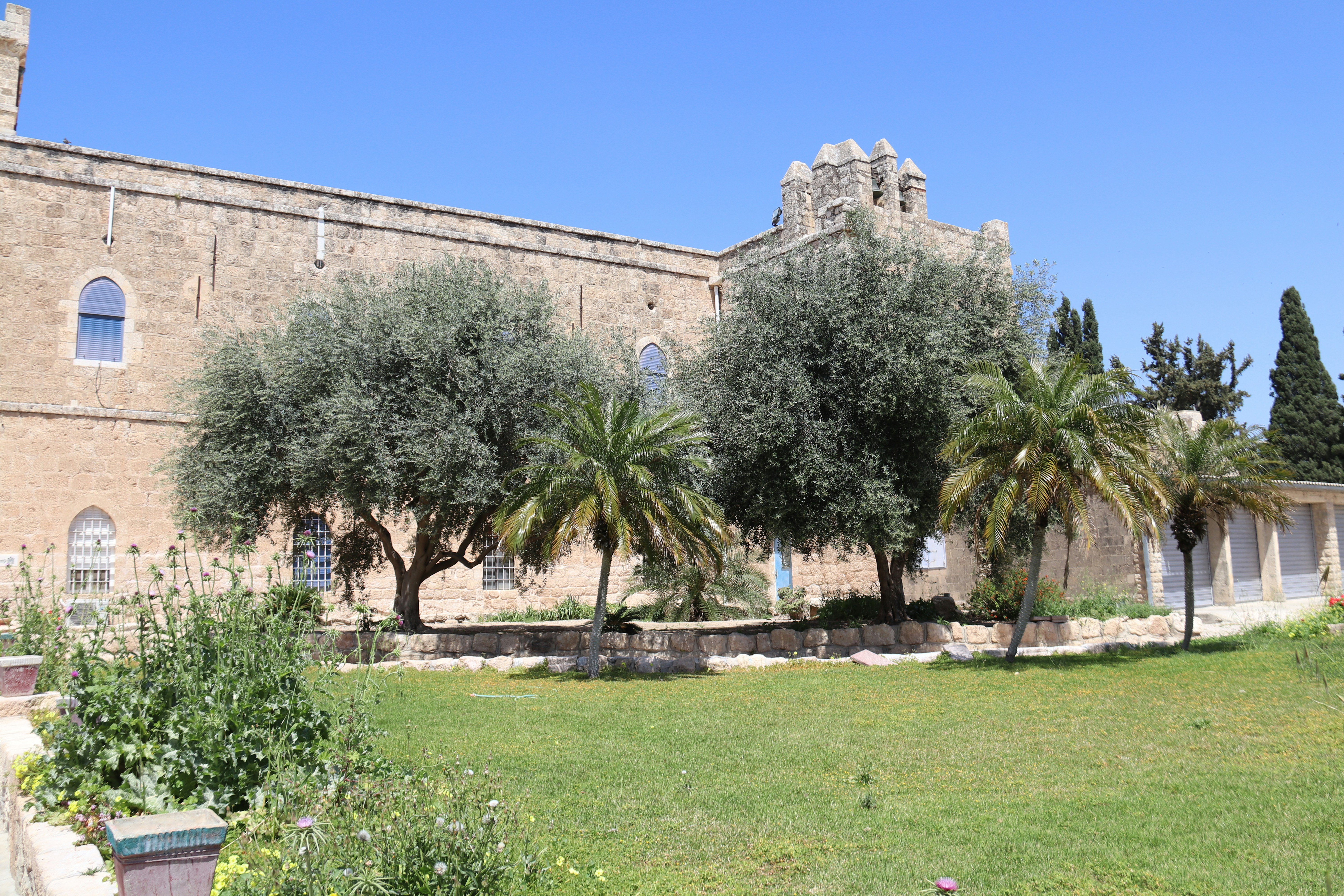 un grand bâtiment arboré devant lui photo – Photo Beit jimal Gratuite ...