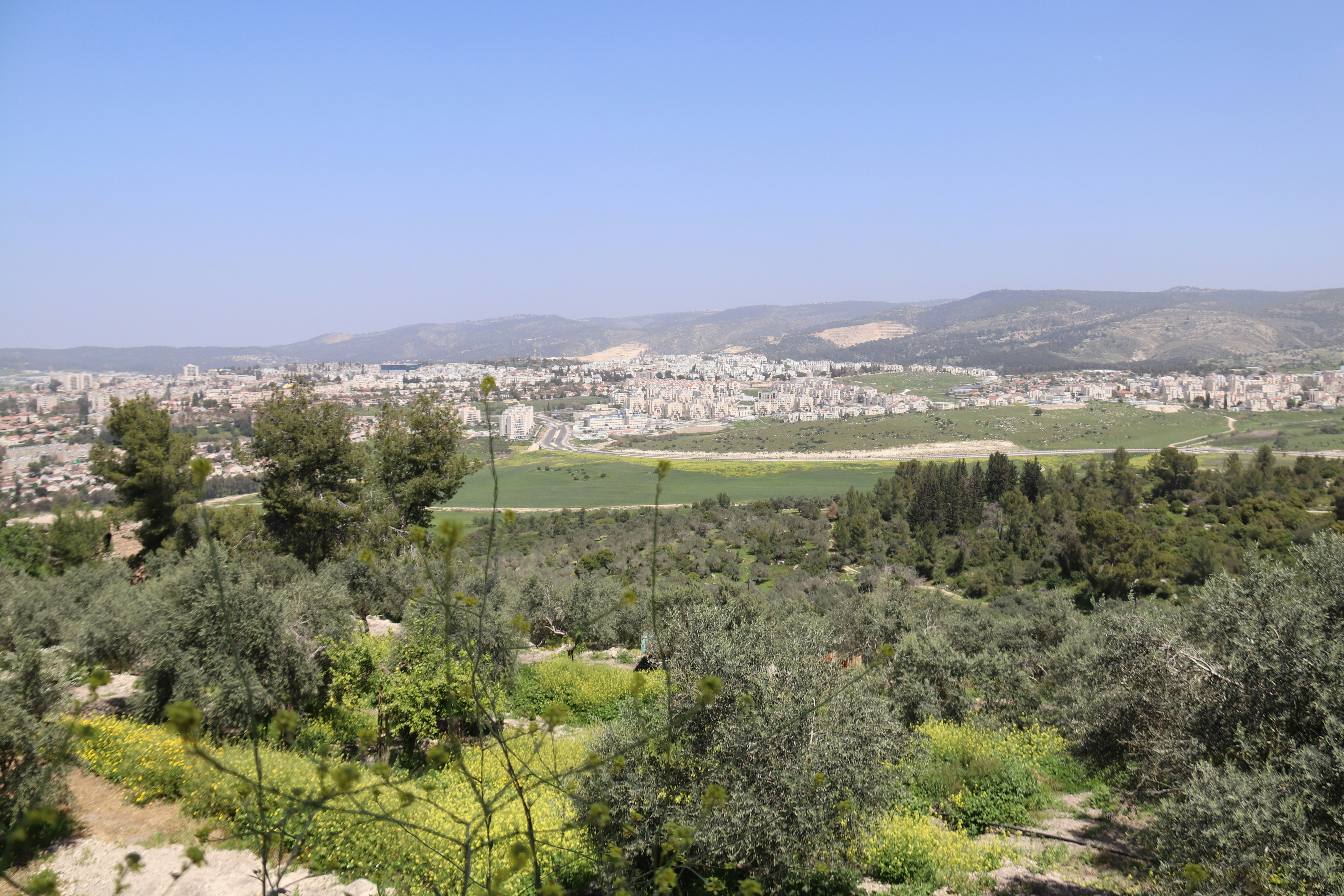 Una vista de una ciudad desde una colina foto – Imagen de Beit Jimal ...
