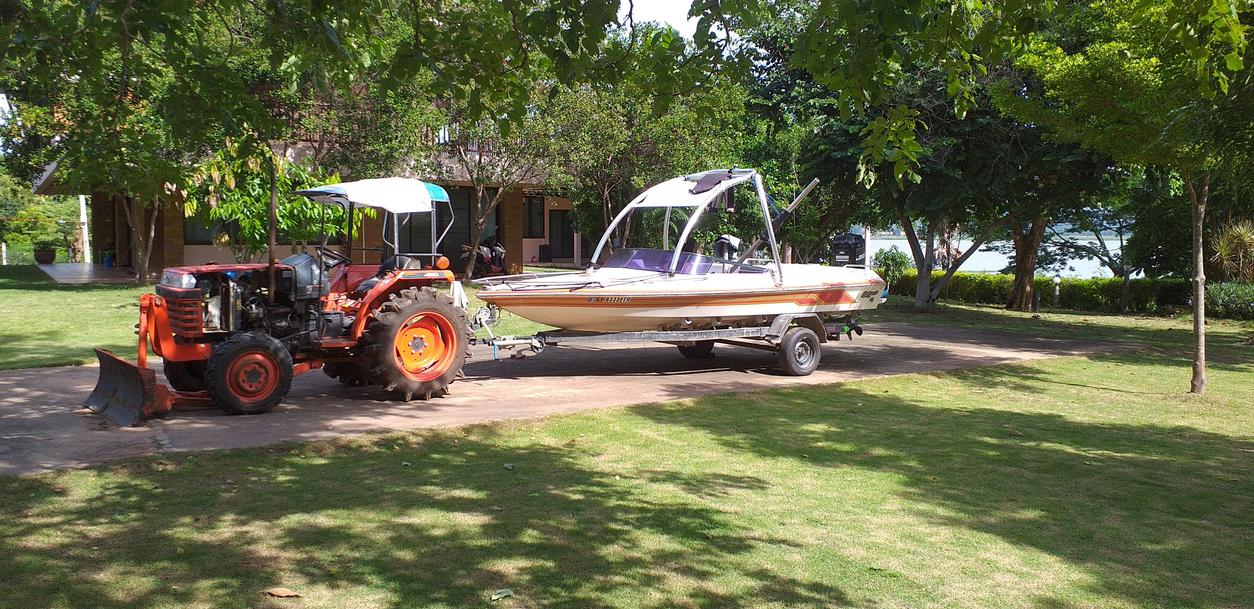 Foto Un tractor tirando de un bote en un remolque – Imagen Vehículo ...