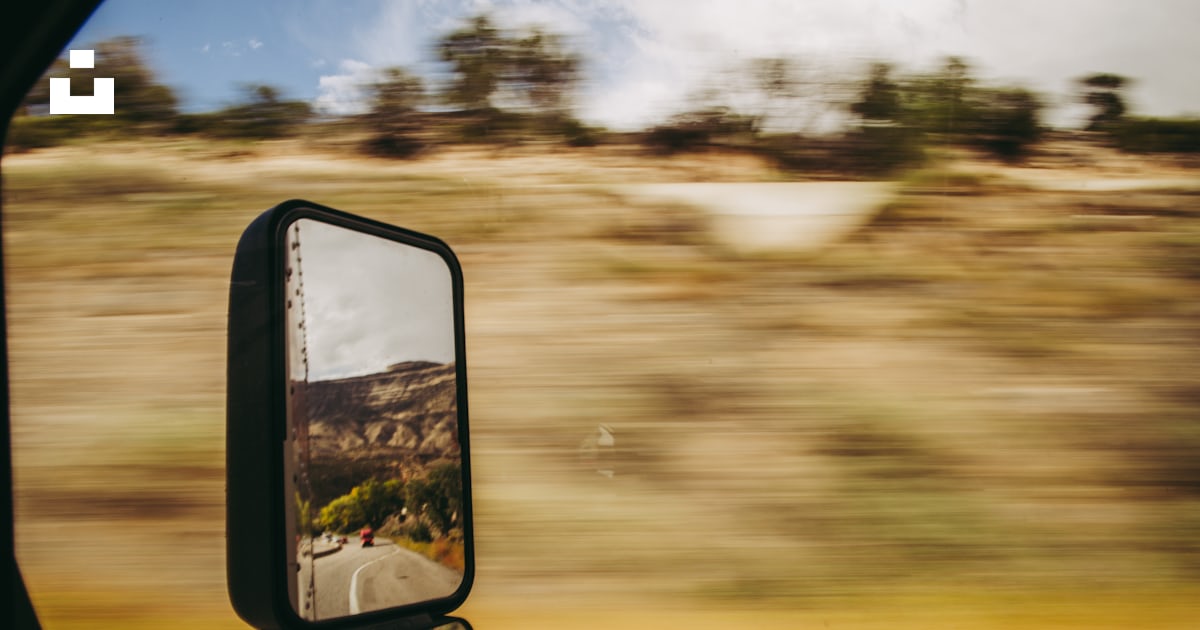 Foto Una vista de una montaña desde el espejo retrovisor lateral de un ... Foto Una vista de una montaña desde el espejo retrovisor lateral de un ...
