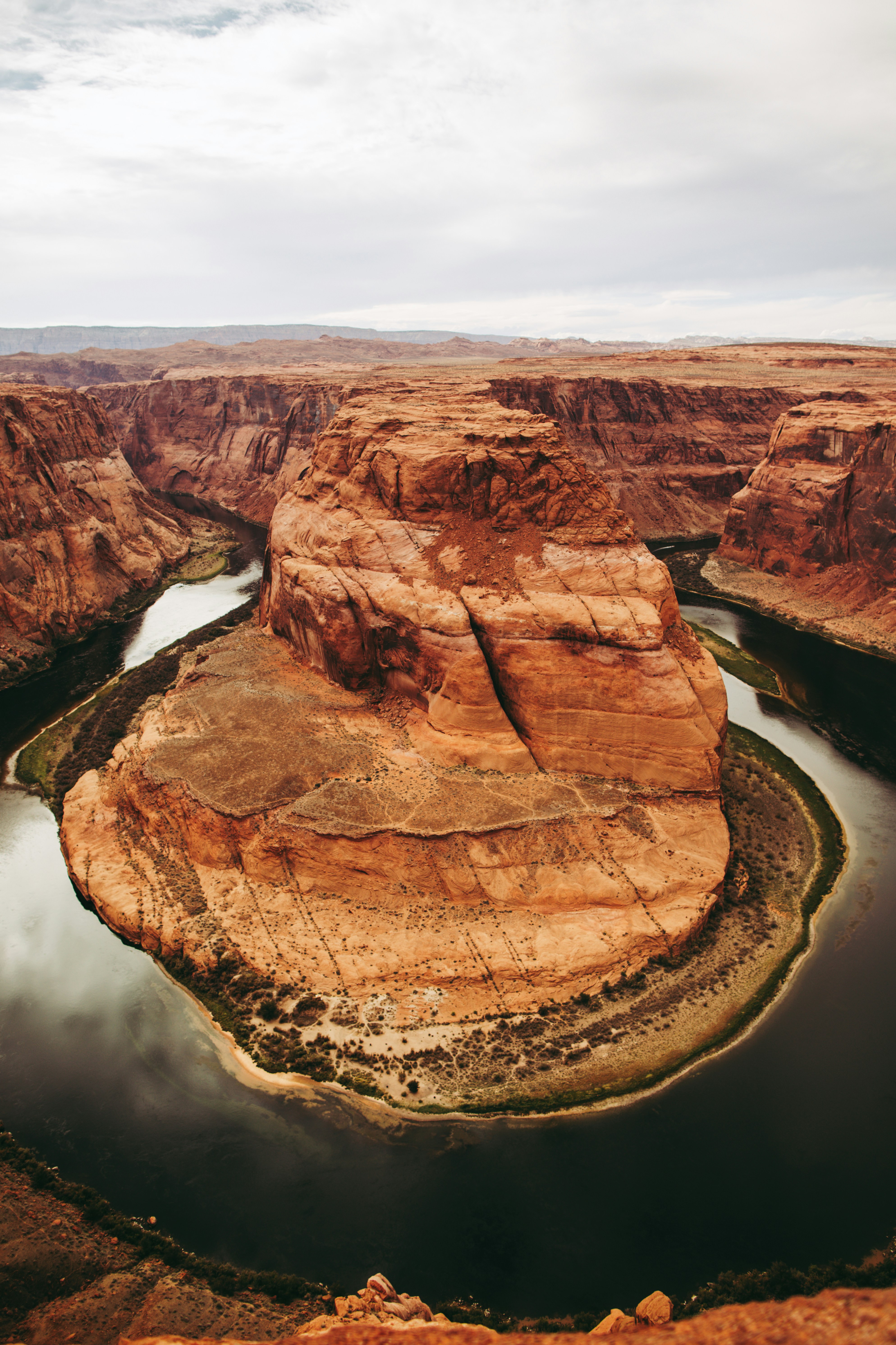 Une rivière qui traverse un canyon entouré de montagnes photo – Image ...