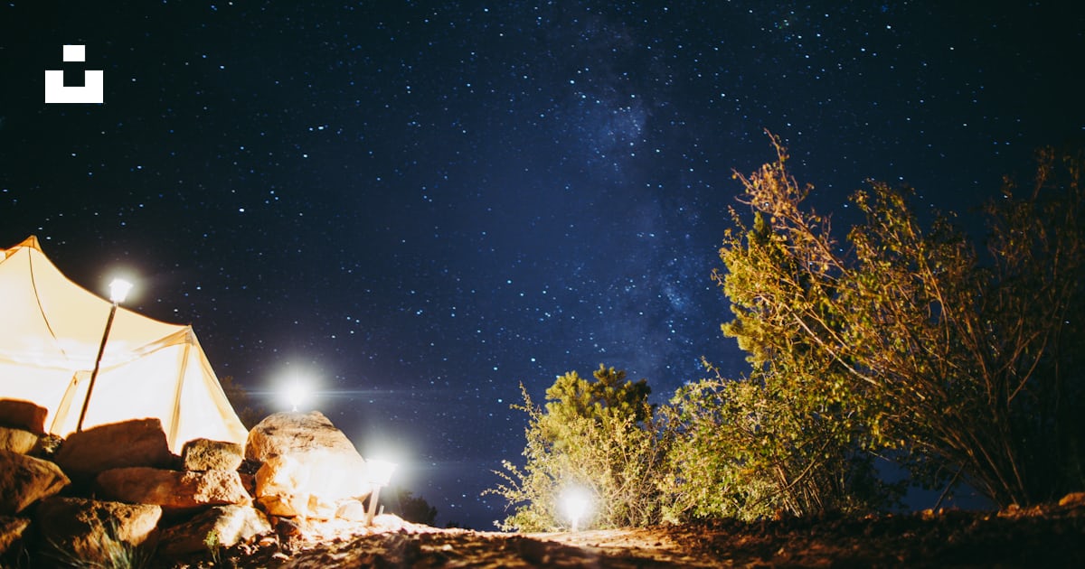 Une Tente Est éclairée La Nuit Sous Les étoiles Photo Image Gratuite