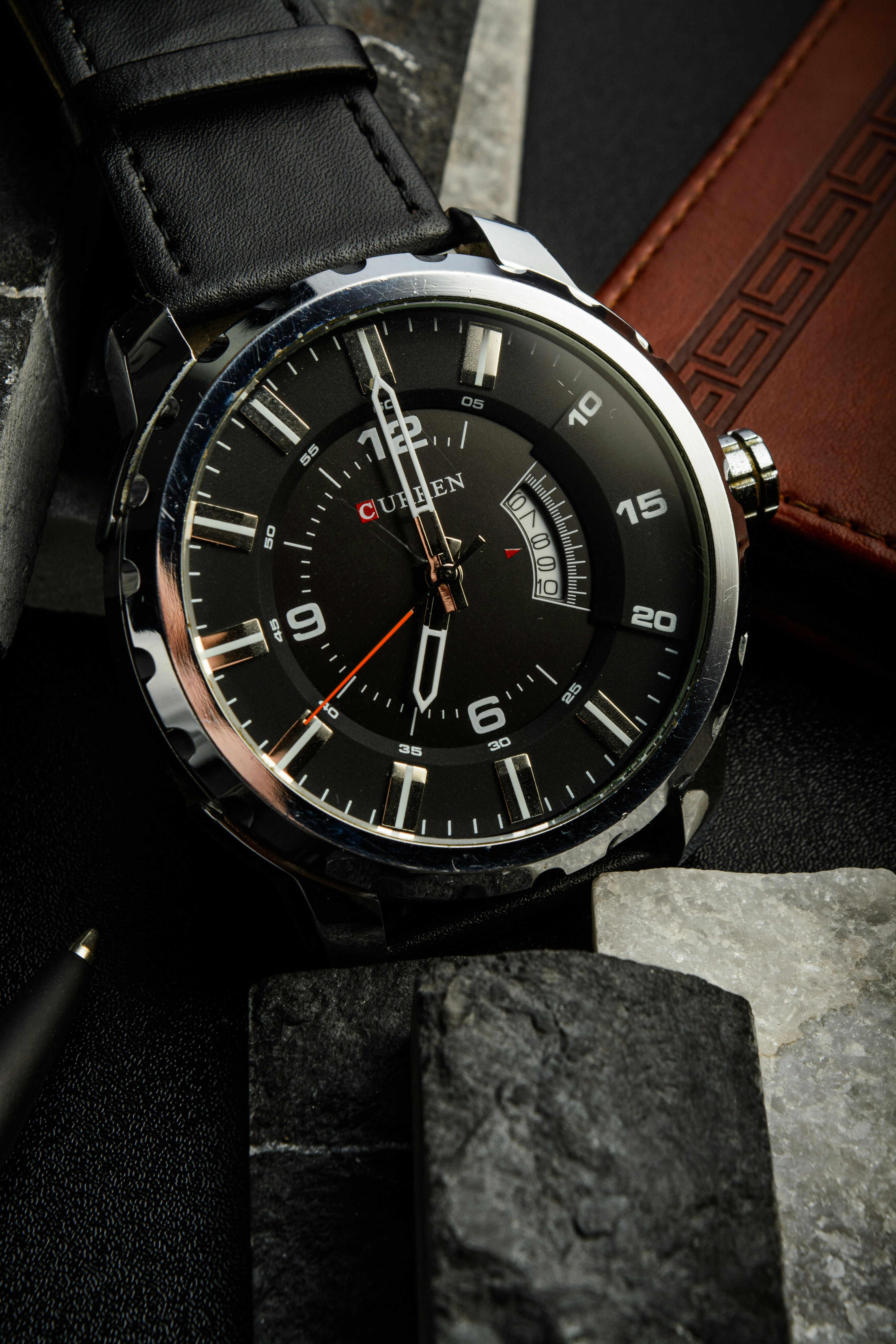 Foto Un reloj en el lateral de un reloj – Imagen Marrón gratis en Unsplash