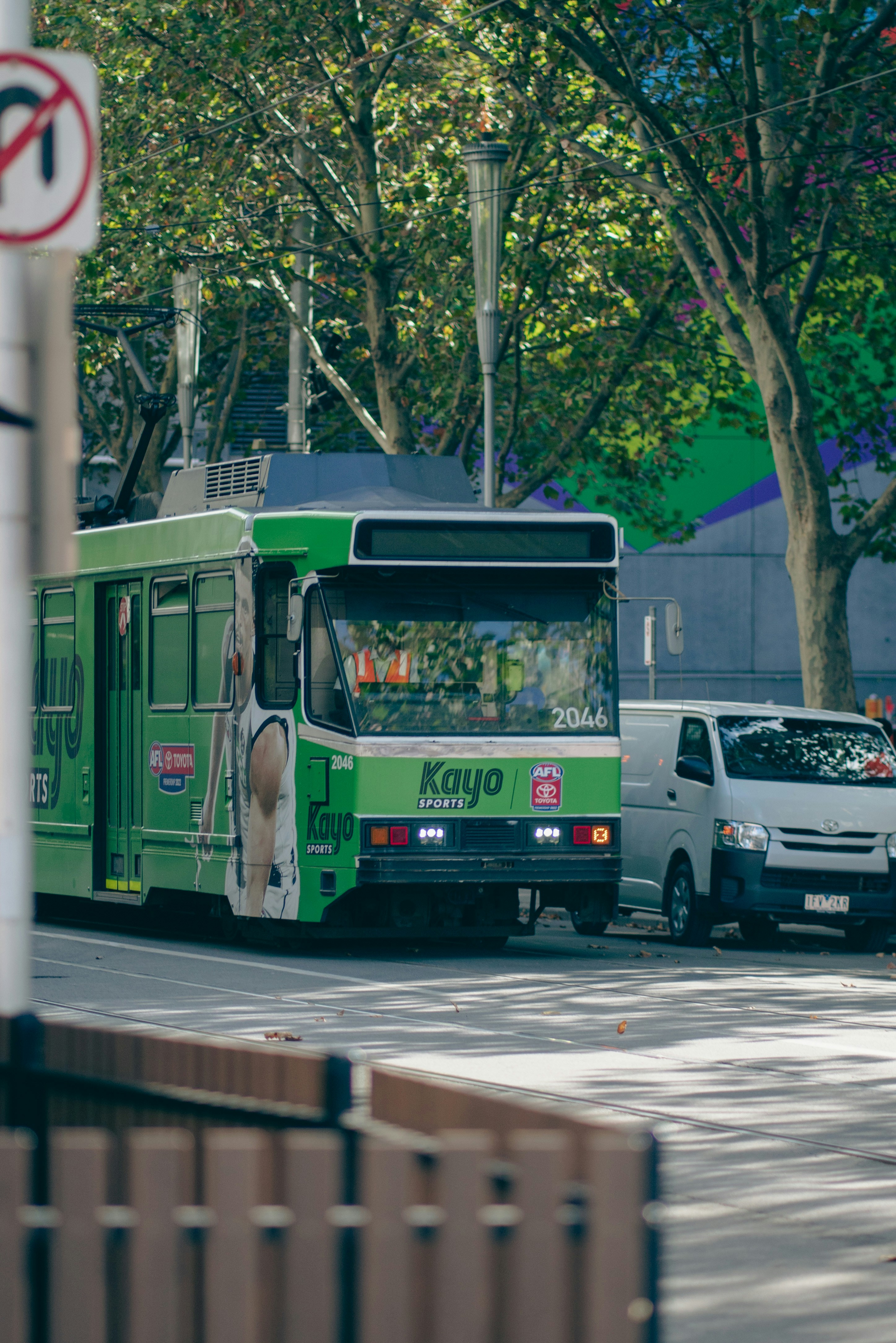 Un bus vert descendant une rue à côté d’un feu de circulation photo ...