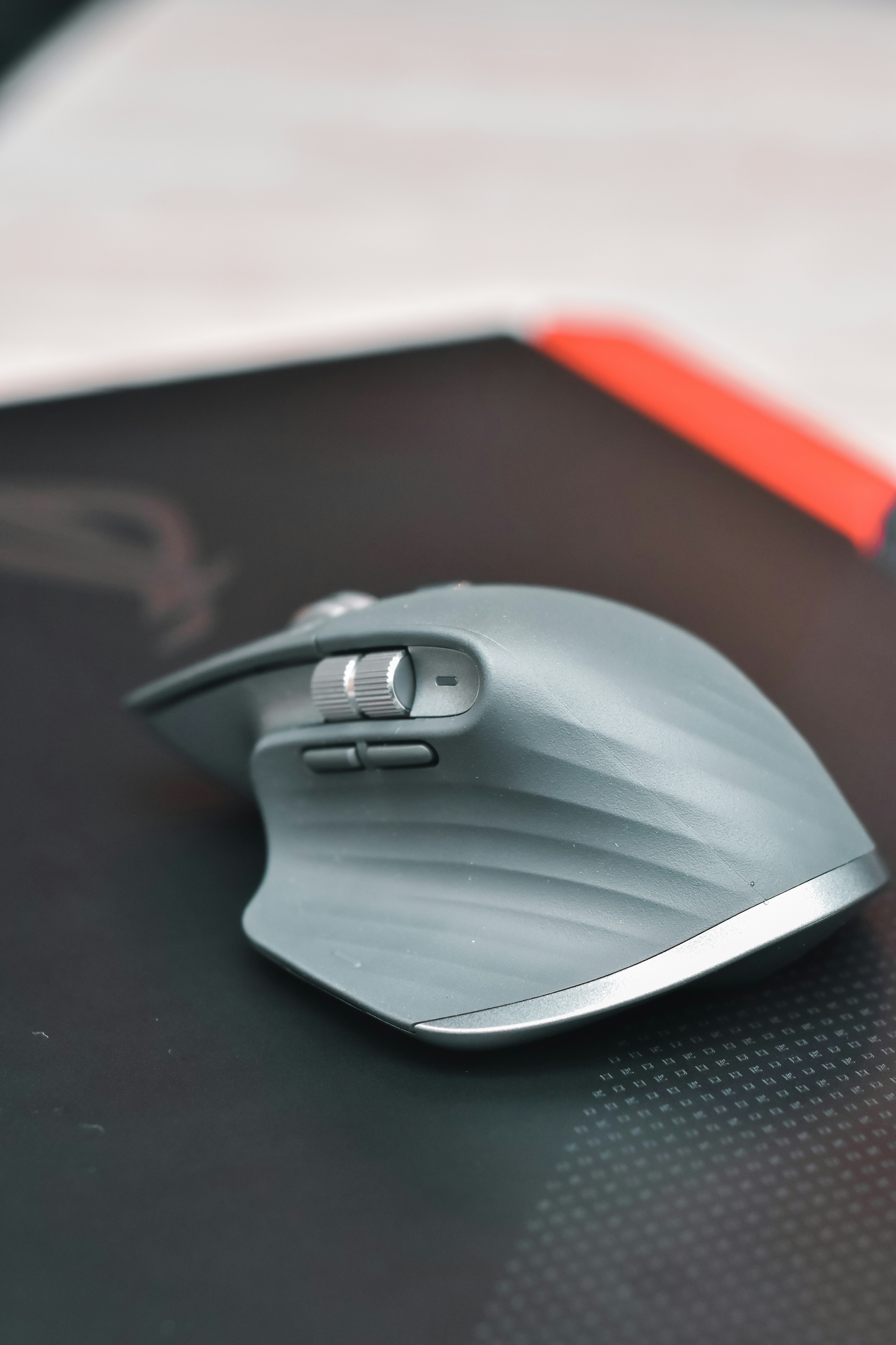 A computer mouse sitting on top of a desk photo – Free Computer Image ...