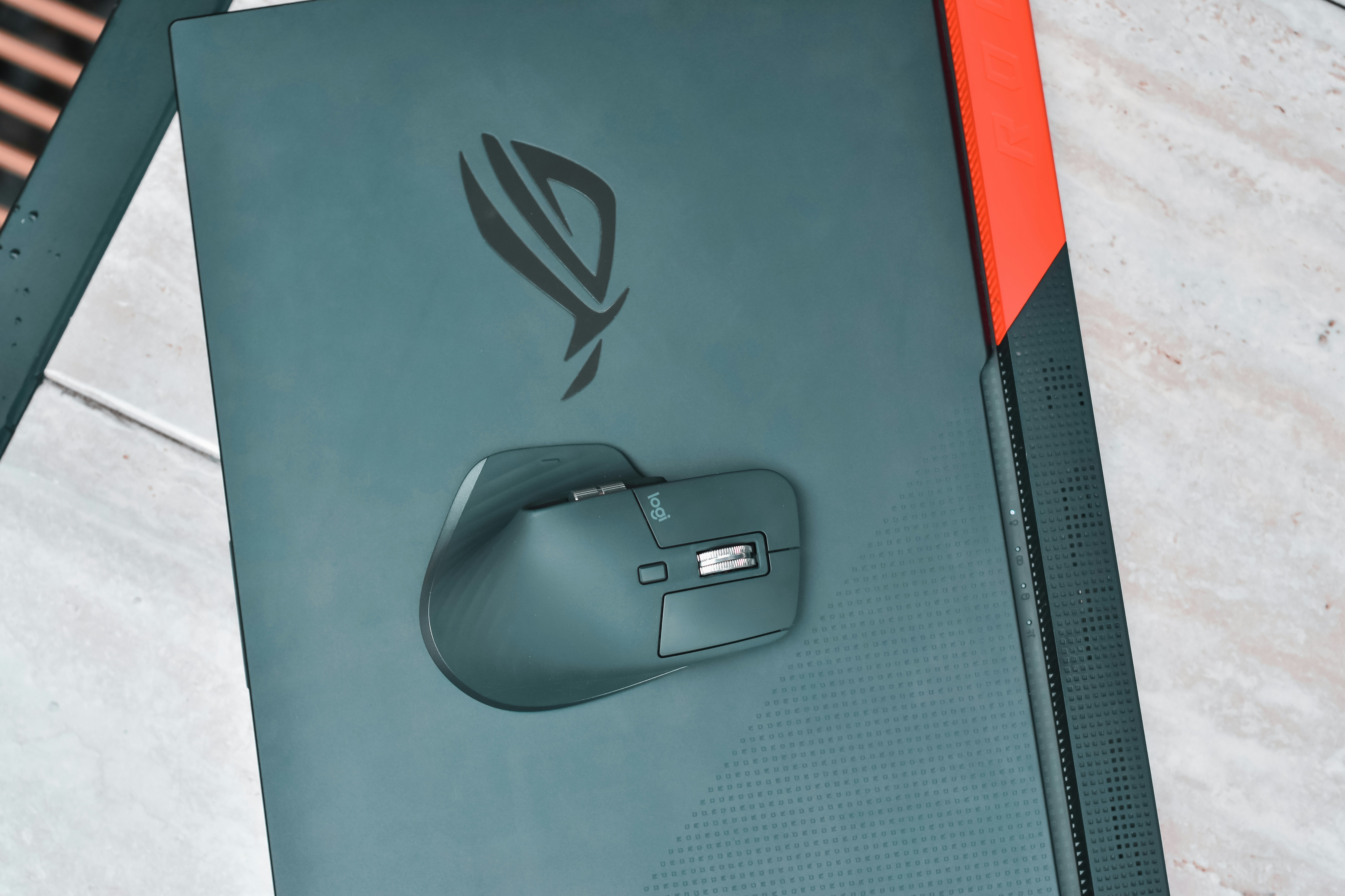 A computer mouse sitting on top of a book photo – Free Grey Image on ...