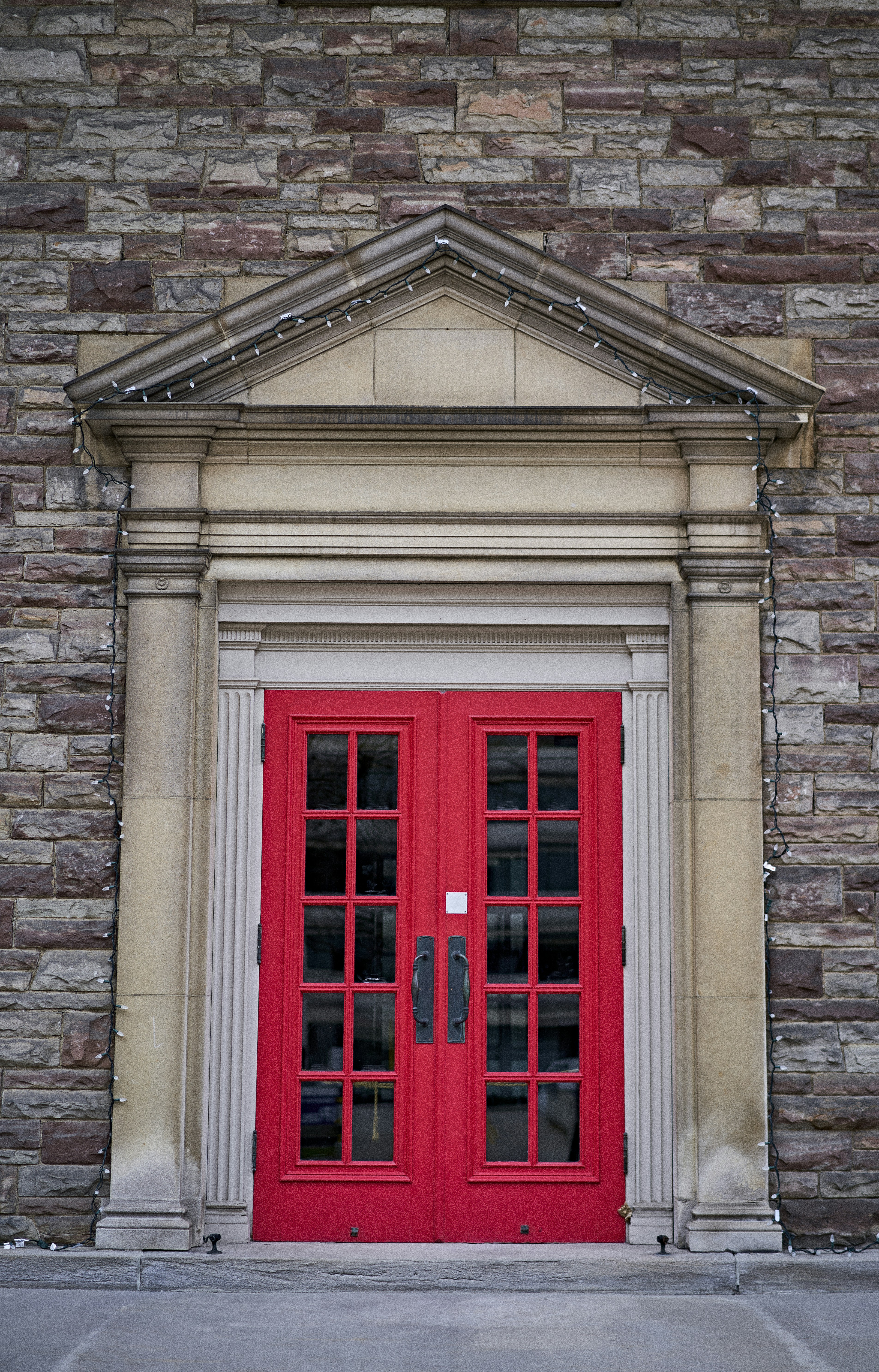 Une porte rouge avec deux fenêtres devant un bâtiment en briques photo ...