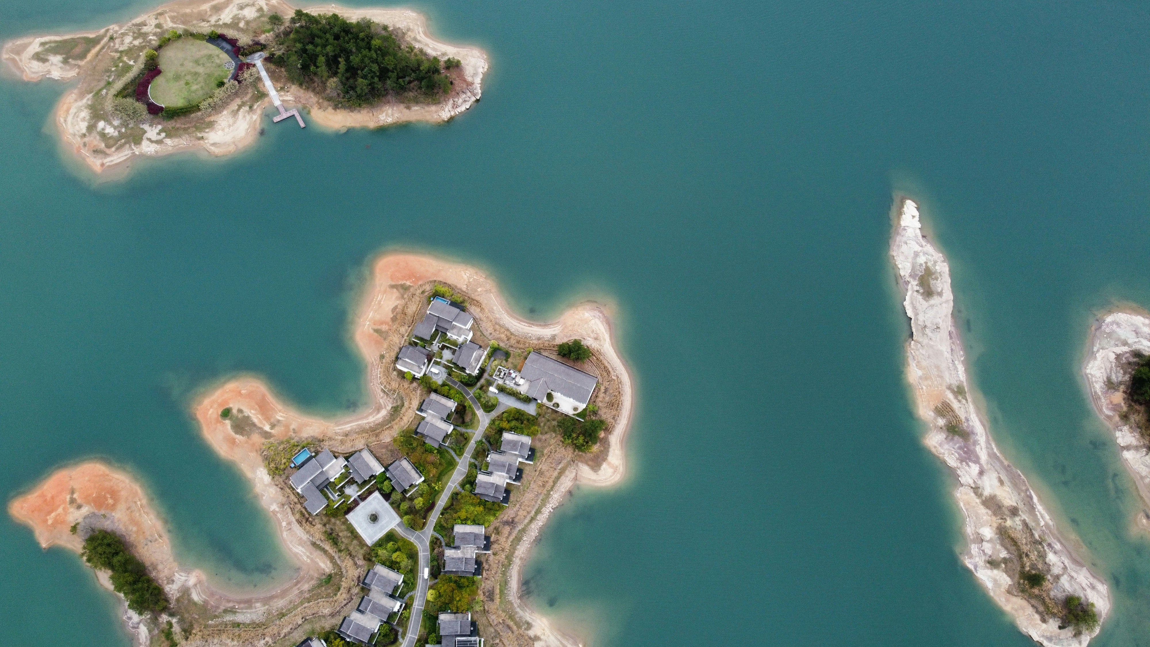 An aerial view of an island in the ocean photo – Free Beach Image on ...