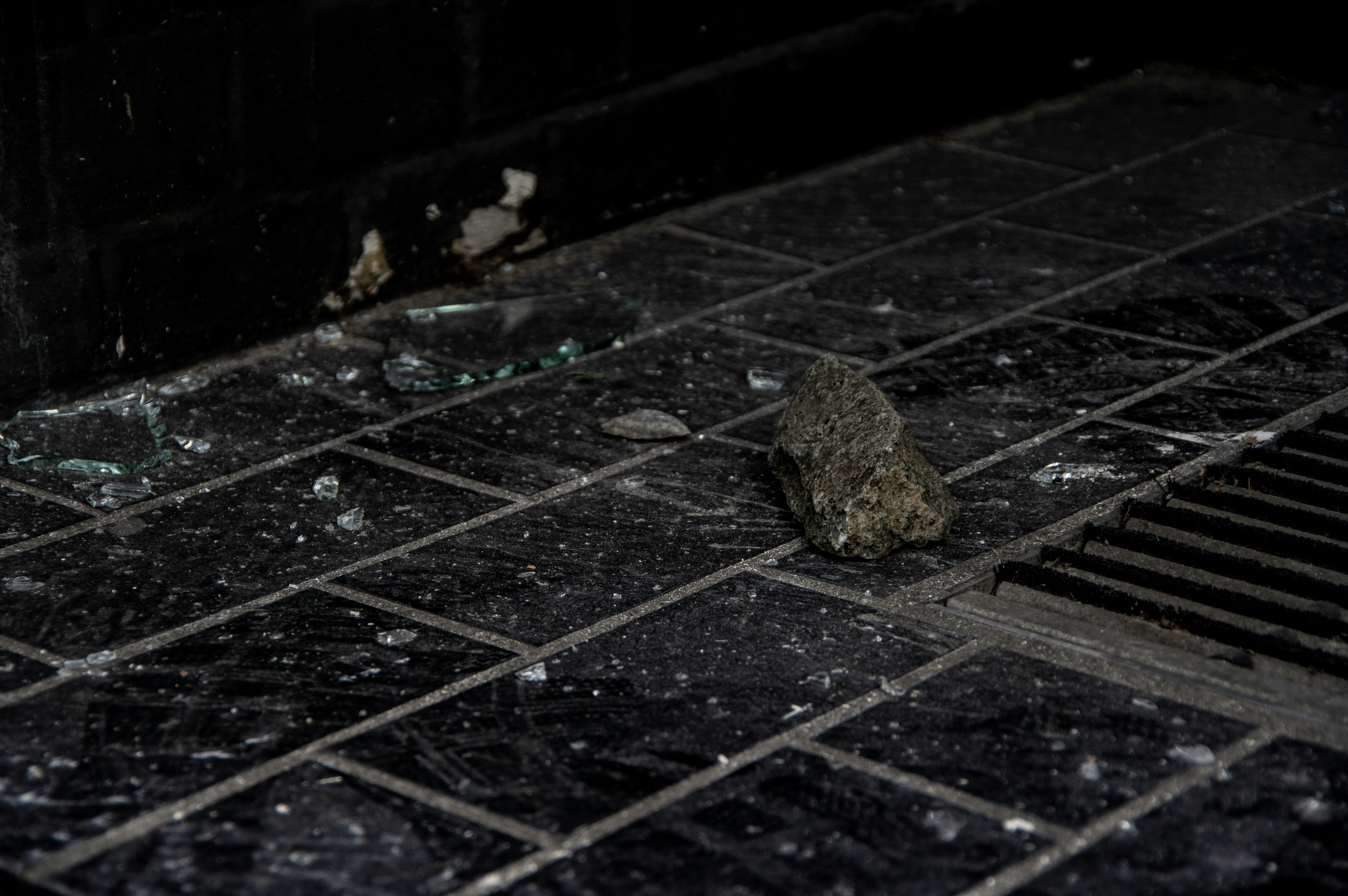 Foto Un ratón muerto en un suelo de baldosas en una habitación oscura ...