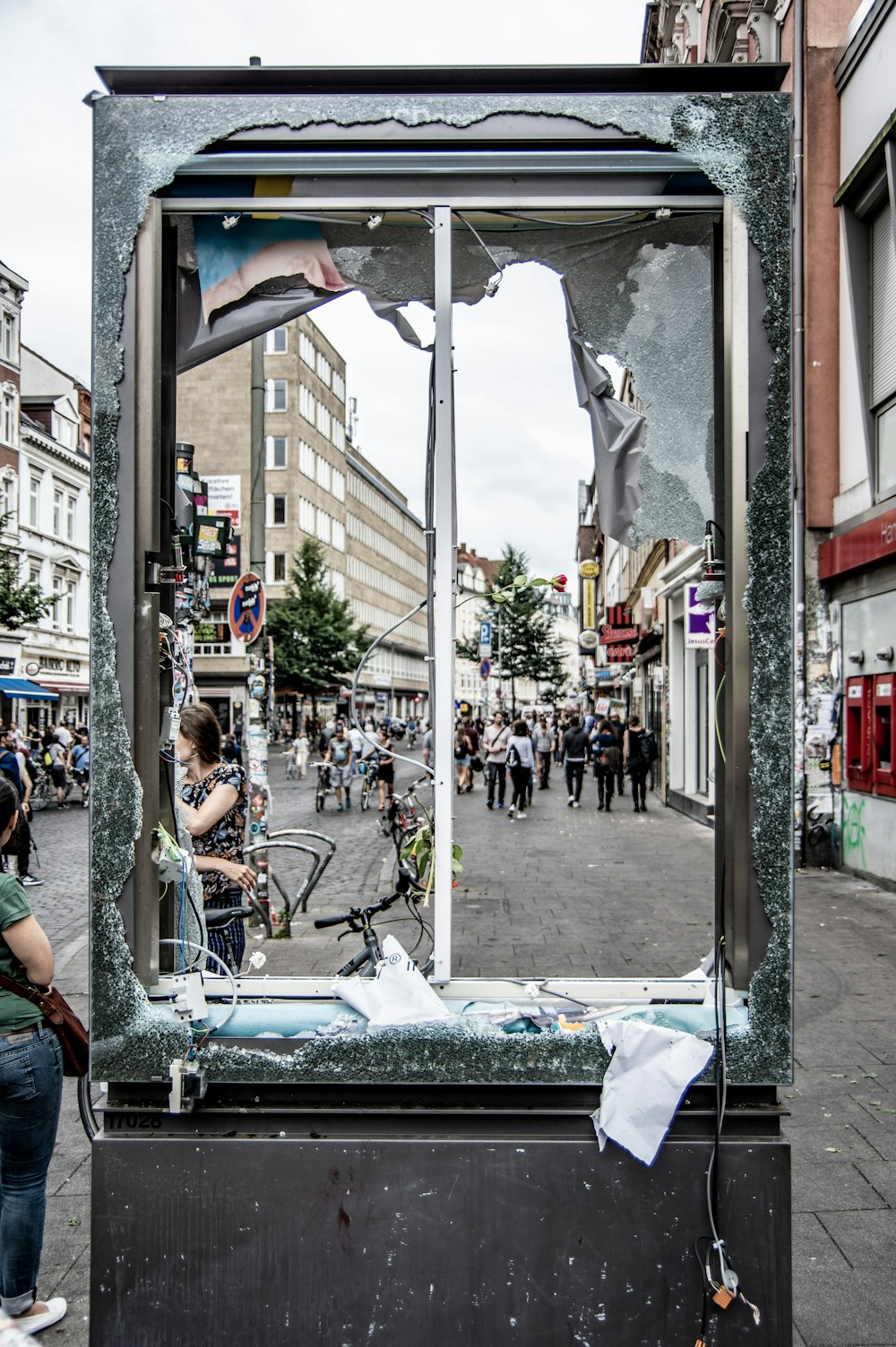 Un miroir brisé assis sur le bord d’une rue photo – Photo Ville ... Un miroir brisé assis sur le bord d’une rue photo – Photo Ville ...