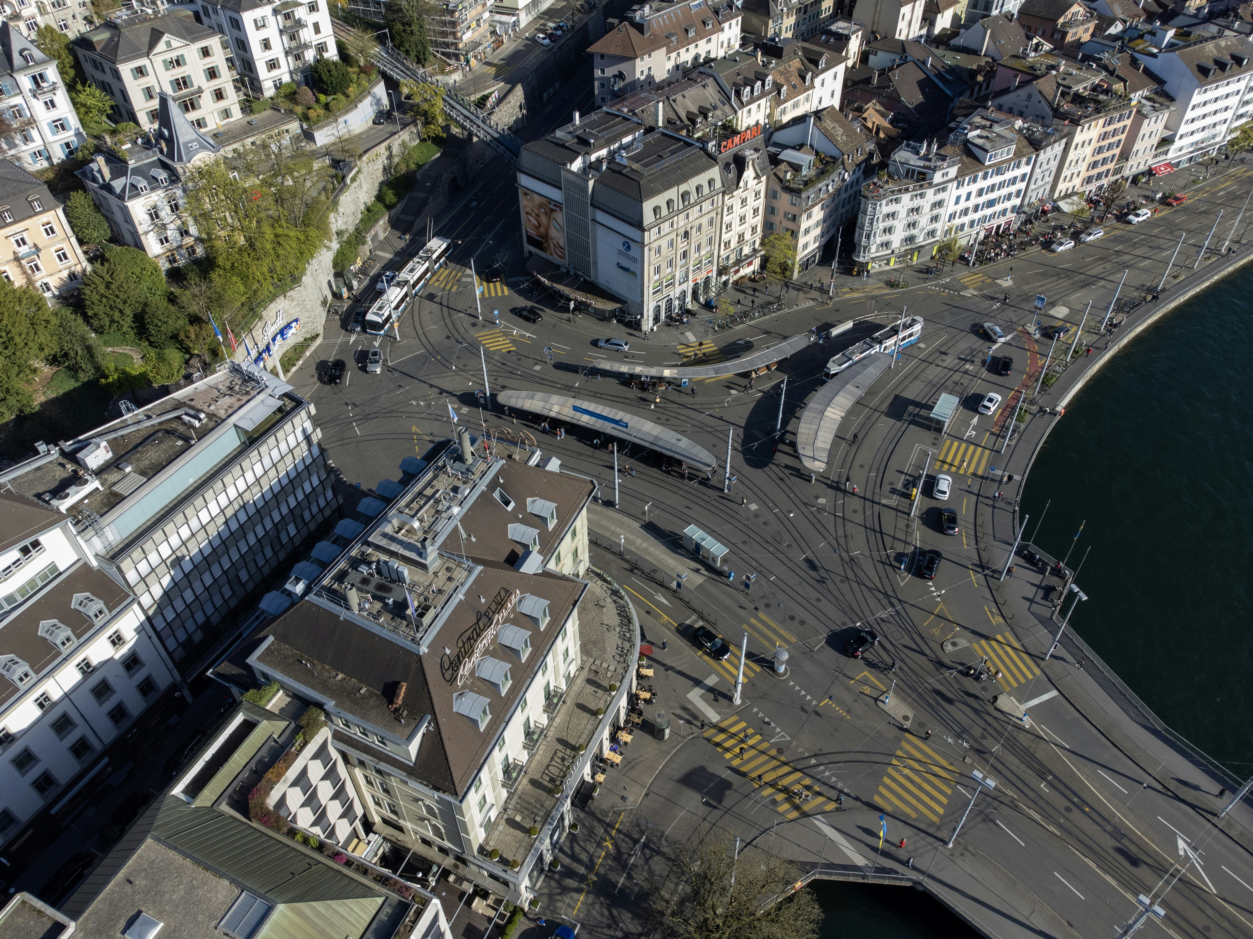 Une vue aérienne d’une intersection de rue dans une ville photo – Photo ...
