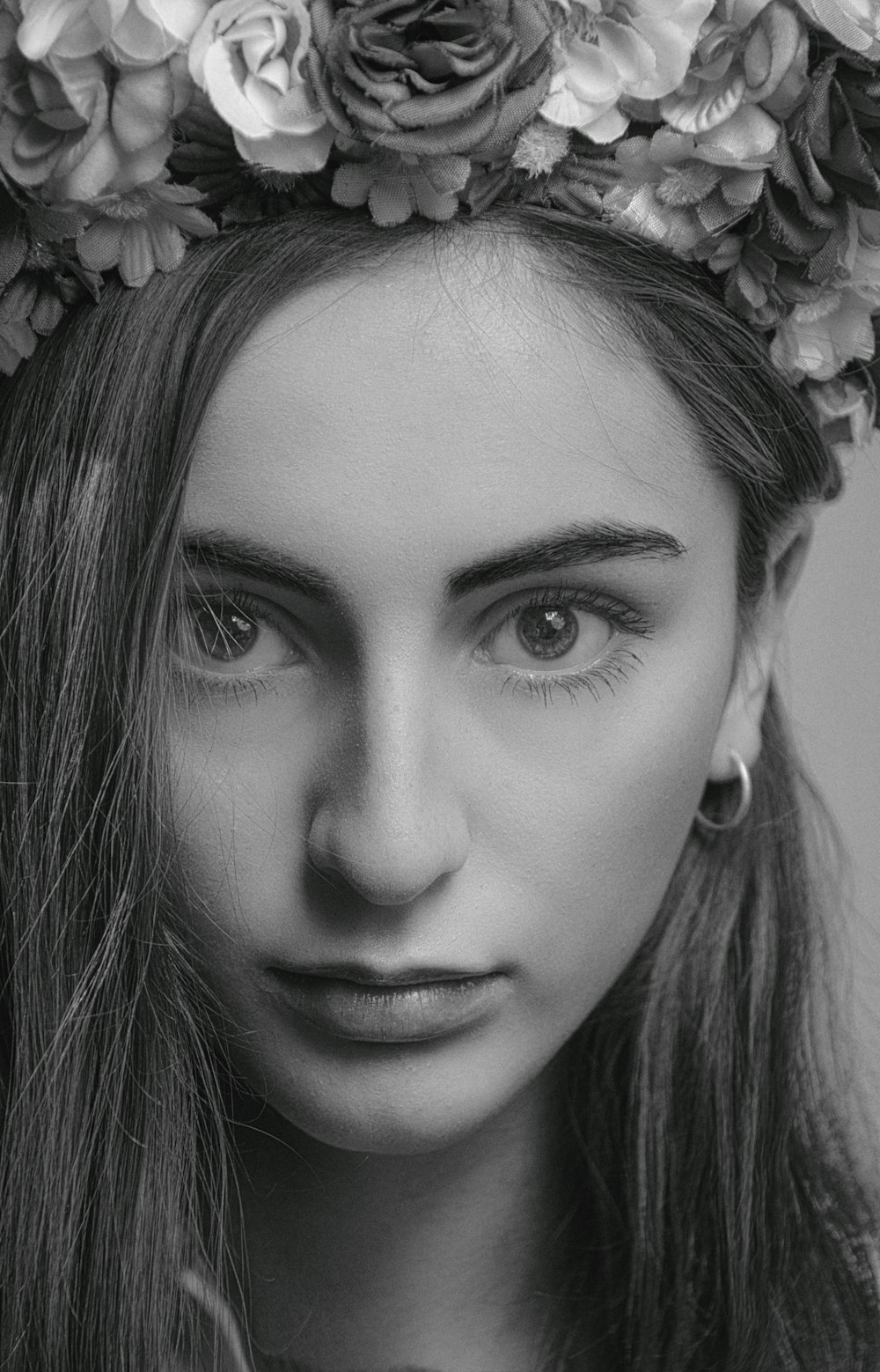 Une femme avec une couronne de fleurs sur la tête photo – Photo Gris ... Une femme avec une couronne de fleurs sur la tête photo – Photo Gris ...
