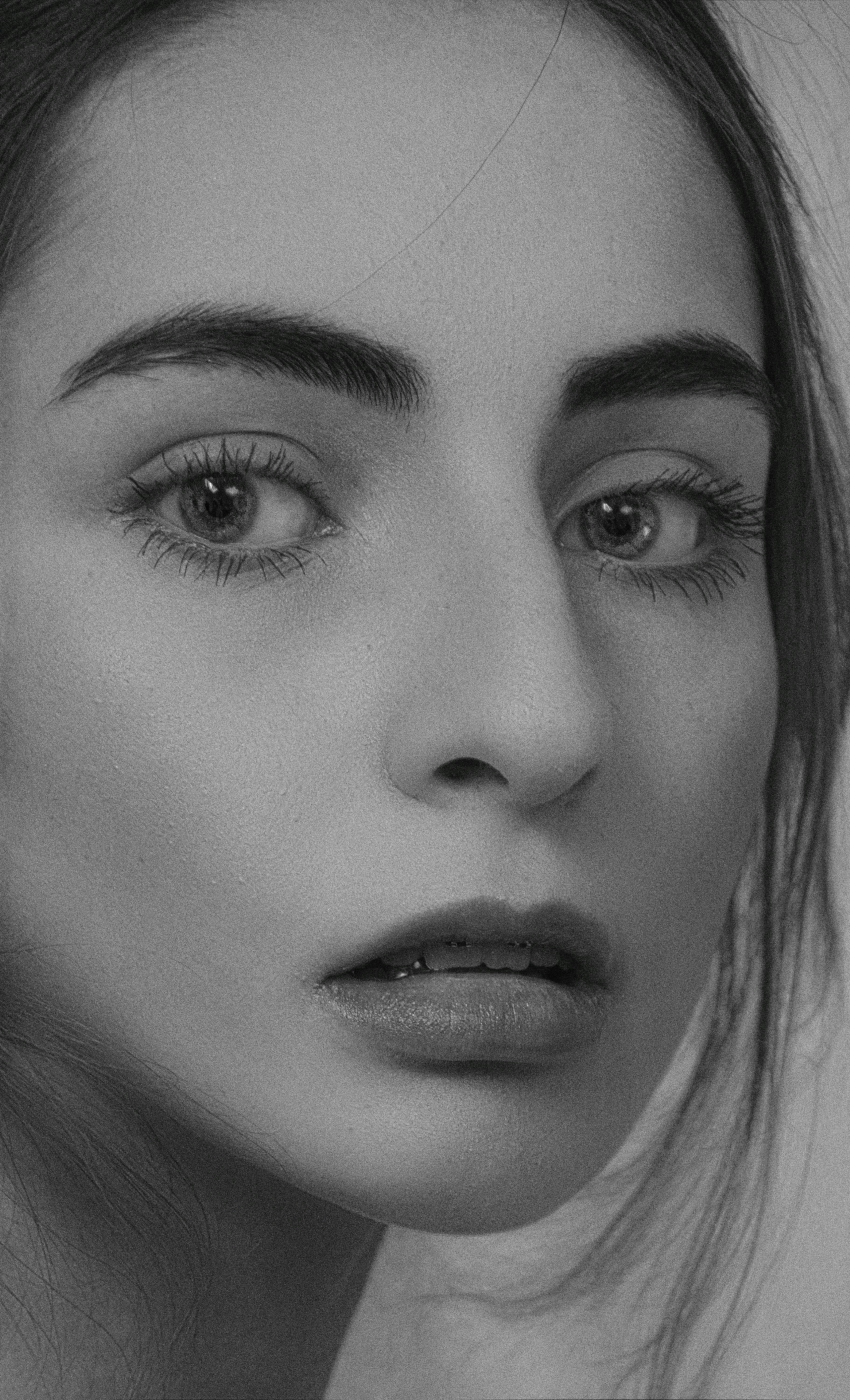 Une photo en noir et blanc du visage d’une femme photo – Photo Gris ...
