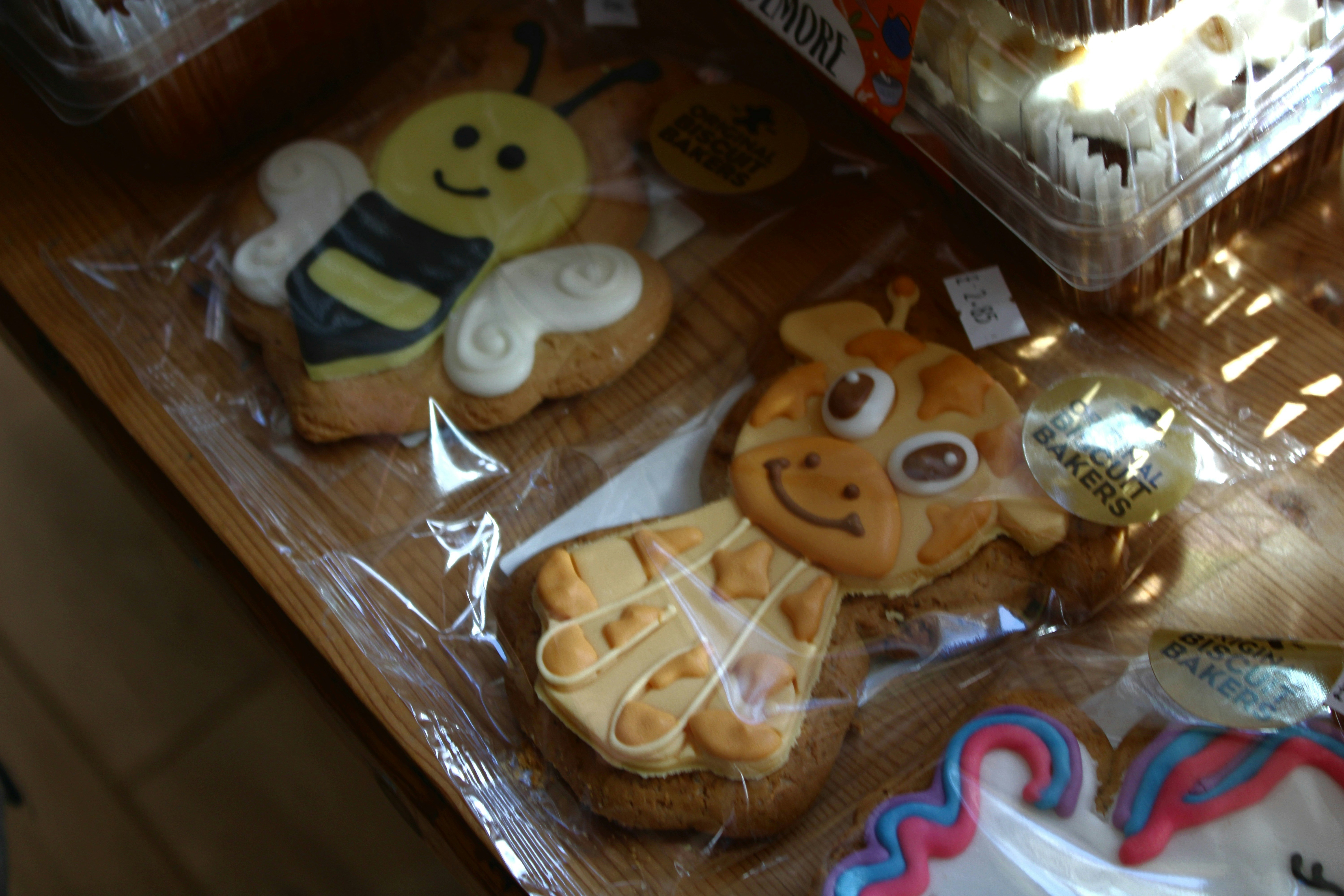 Sugary Microcosm: Bee and Monkey Cookies Crowned in Clear Wrap