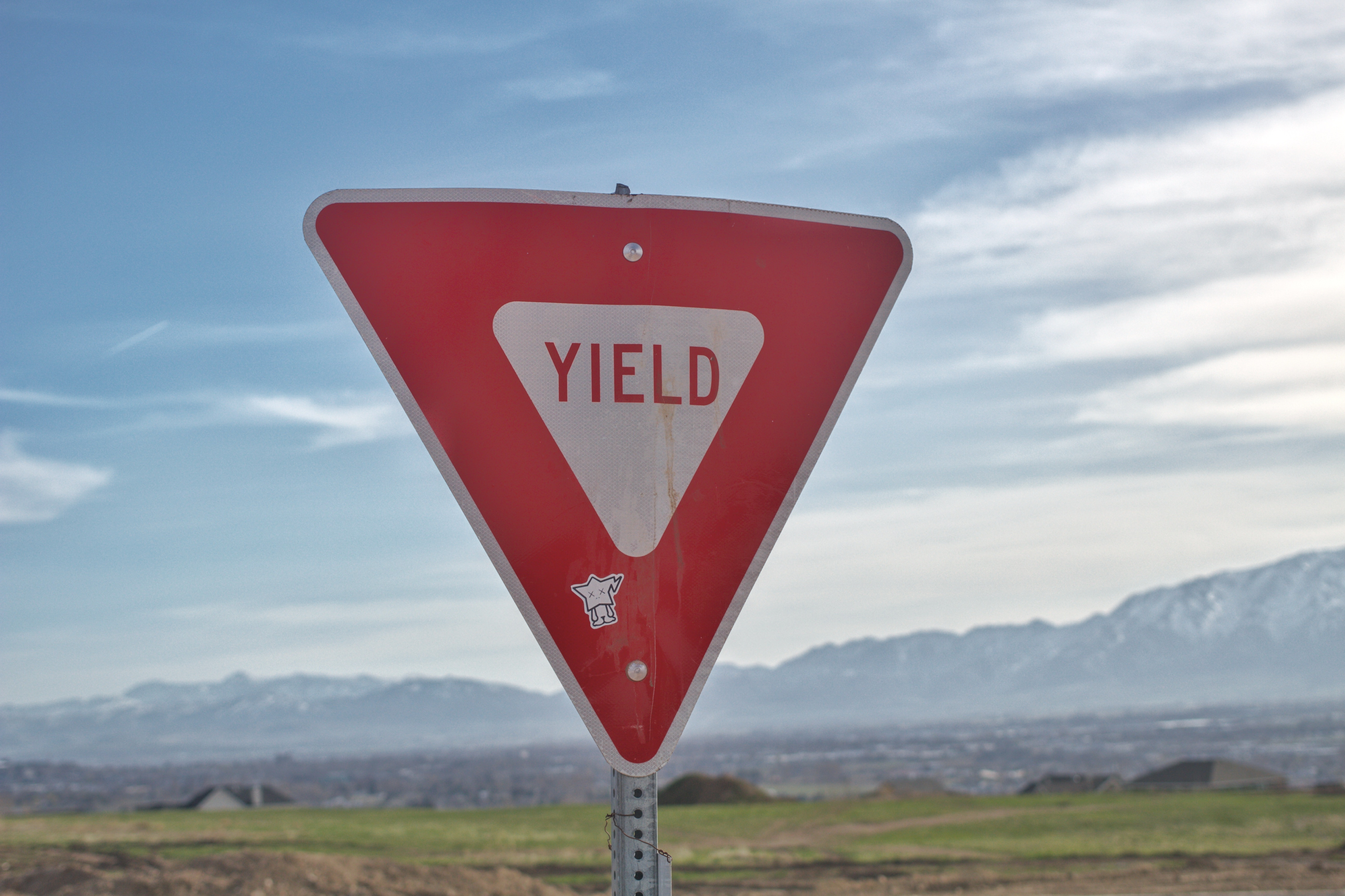 Foto Una señal de ceda el paso al costado de una carretera – Imagen ...