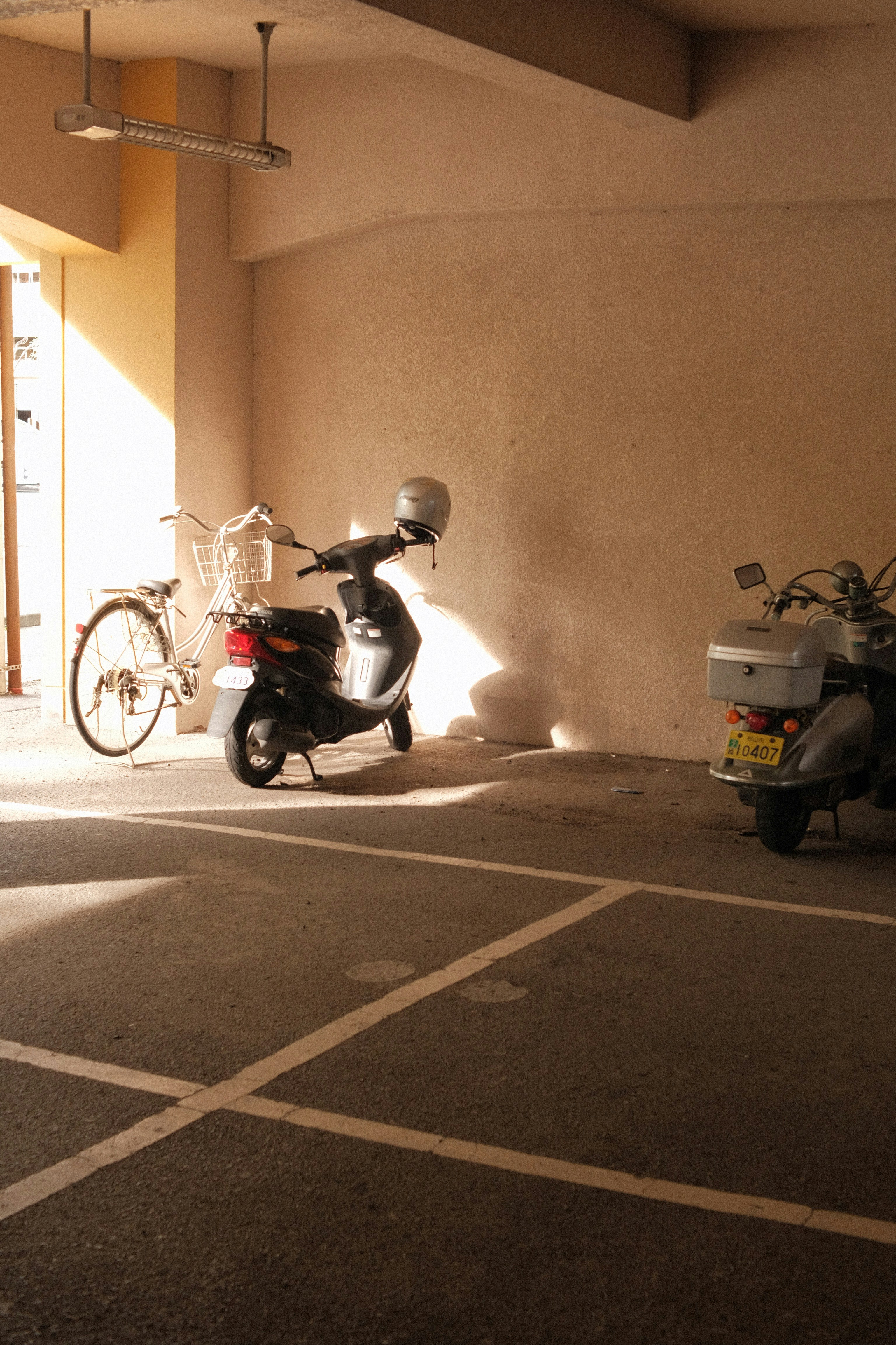 Foto Skuter dan sepeda motor yang diparkir di tempat parkir – Gambar ...