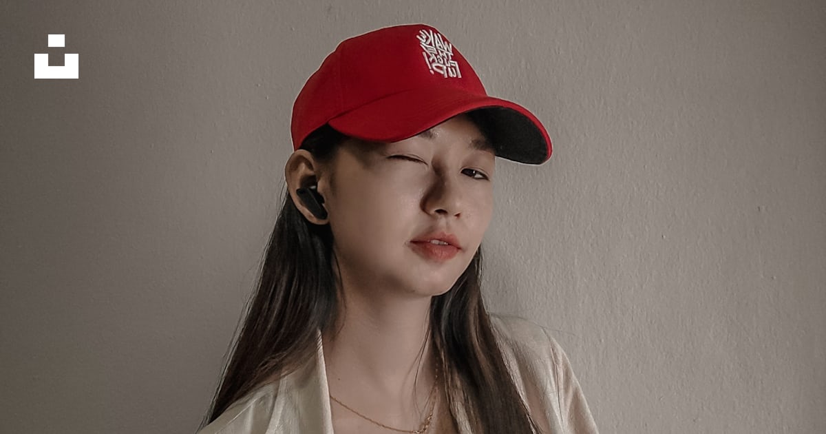빨간 모자를 쓰고 긴 머리를 가진 여자 사진 Unsplash의 무료 유행 이미지