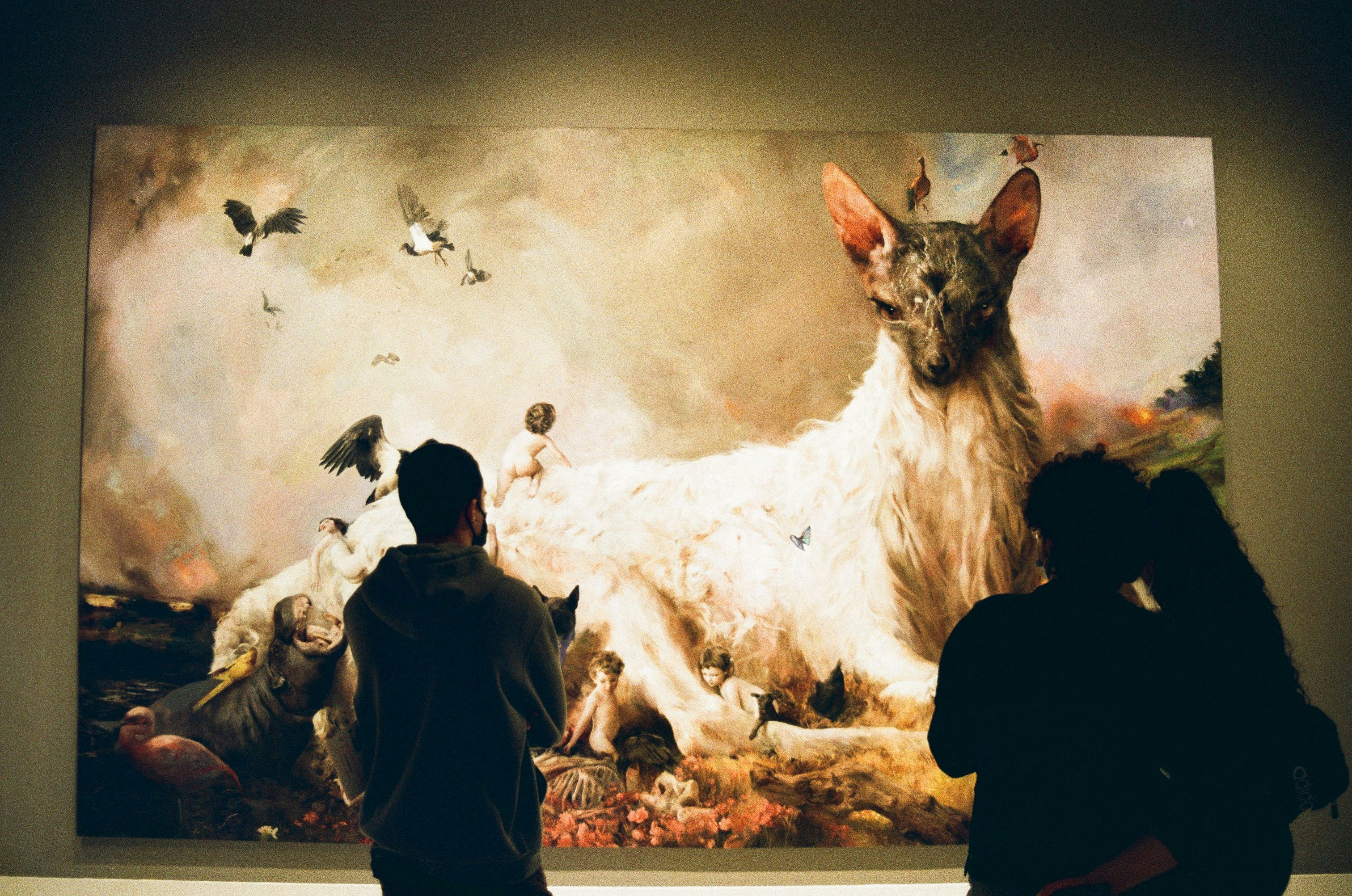 Foto zum Thema Zwei Personen betrachten ein Gemälde in einem Museum ...