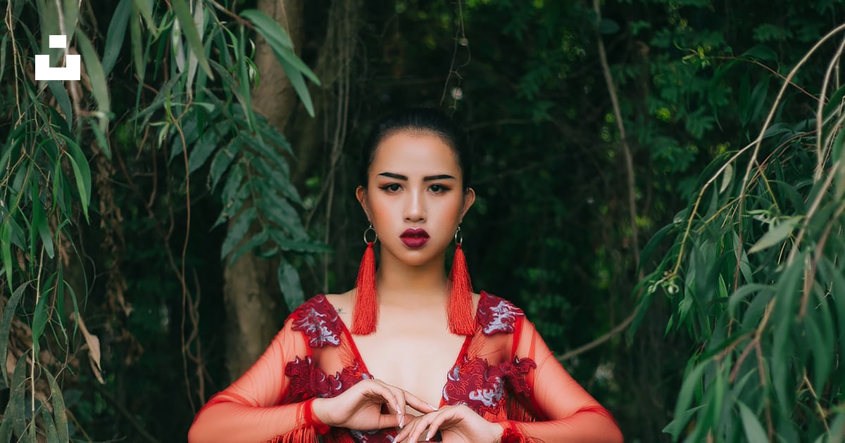 Foto Una Mujer Parada Frente A Un árbol Imagen Moda Gratis En Unsplash
