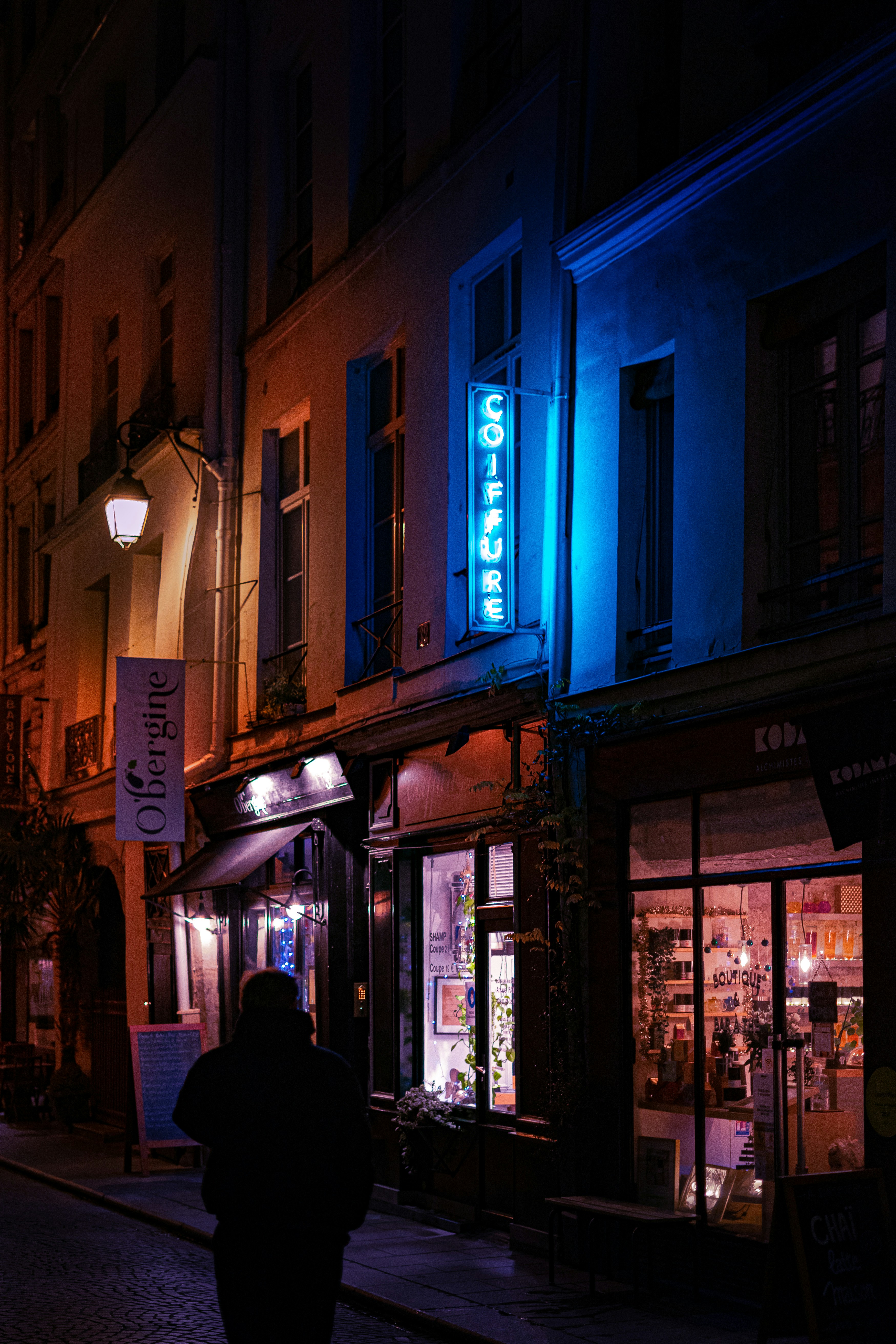 Une personne marchant dans une rue la nuit photo – Image gratuite de ...