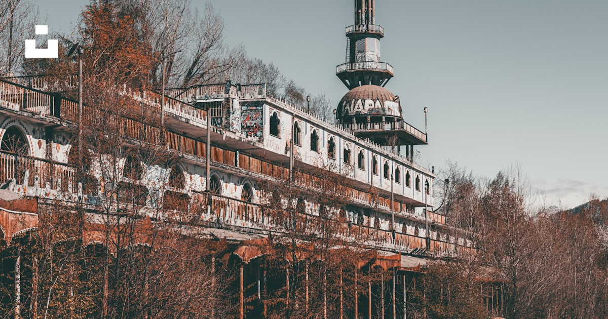 時計台を背景にした古い廃墟の建物の写真 Unsplashの無料グレー写真