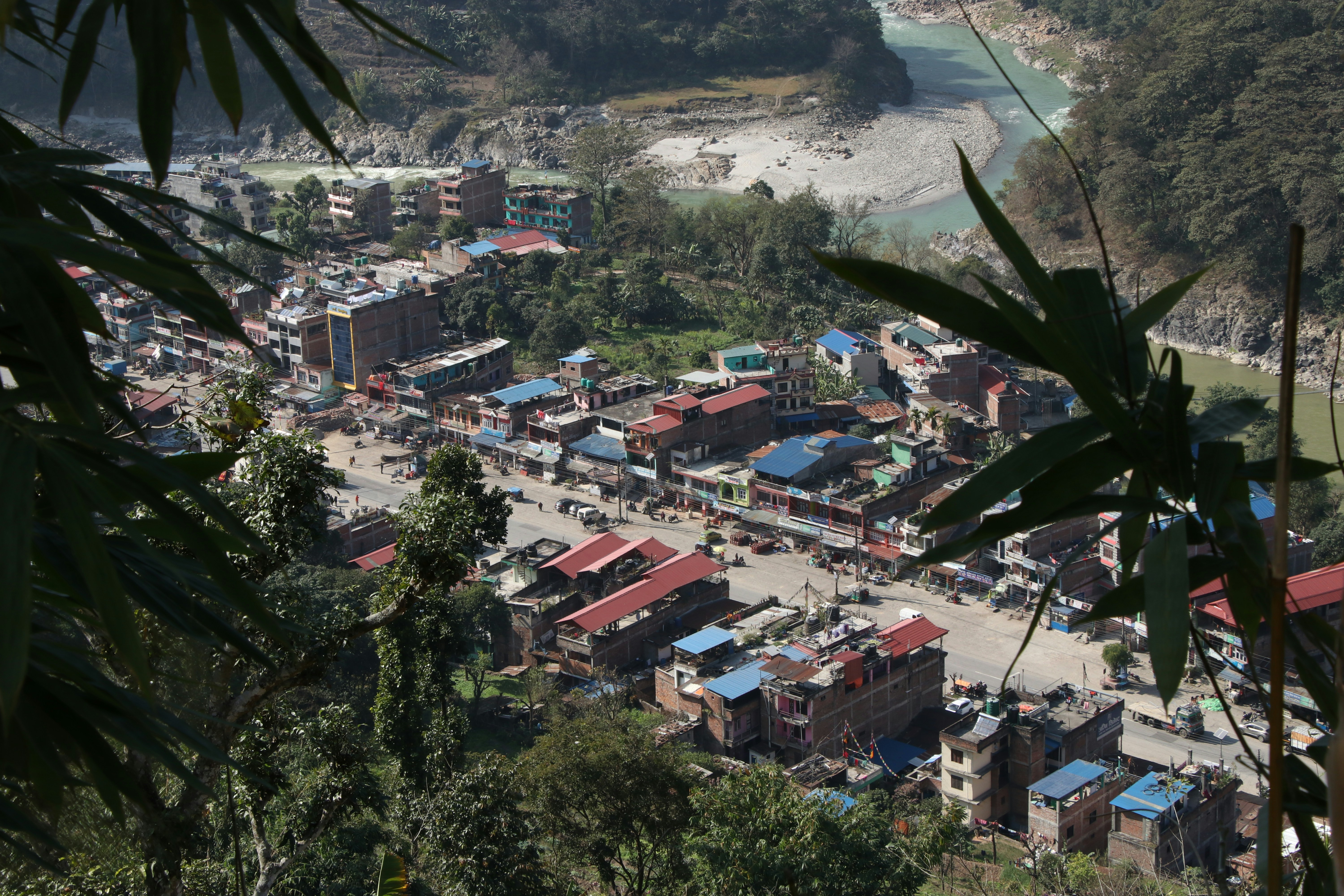 Una vista de una ciudad con un río al fondo foto – Imagen de Mugling ...