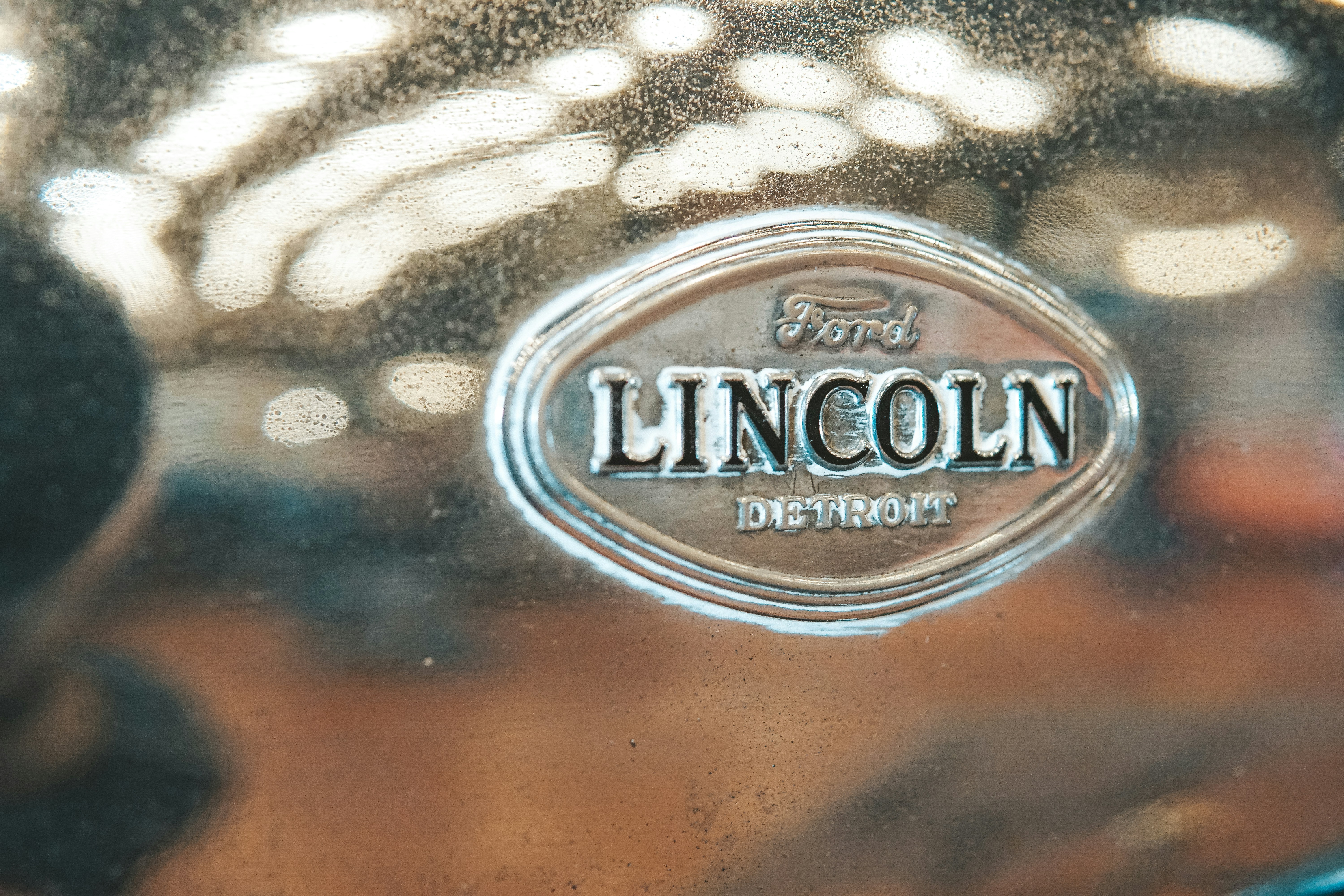 A close up of a lincoln emblem on a car photo – Free Grey Image on Unsplash