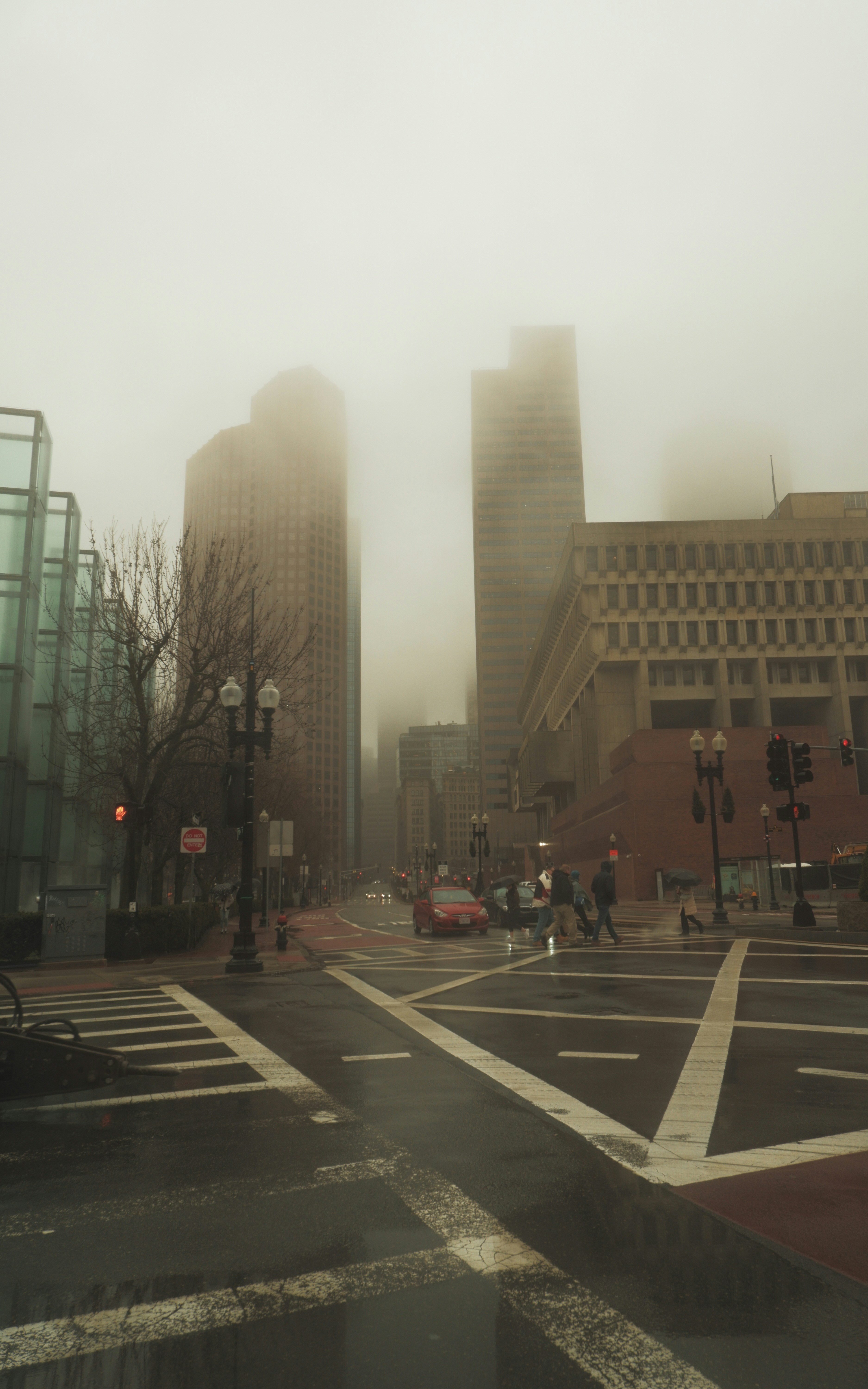 A foggy city street with tall buildings photo – Free Ma Image on Unsplash