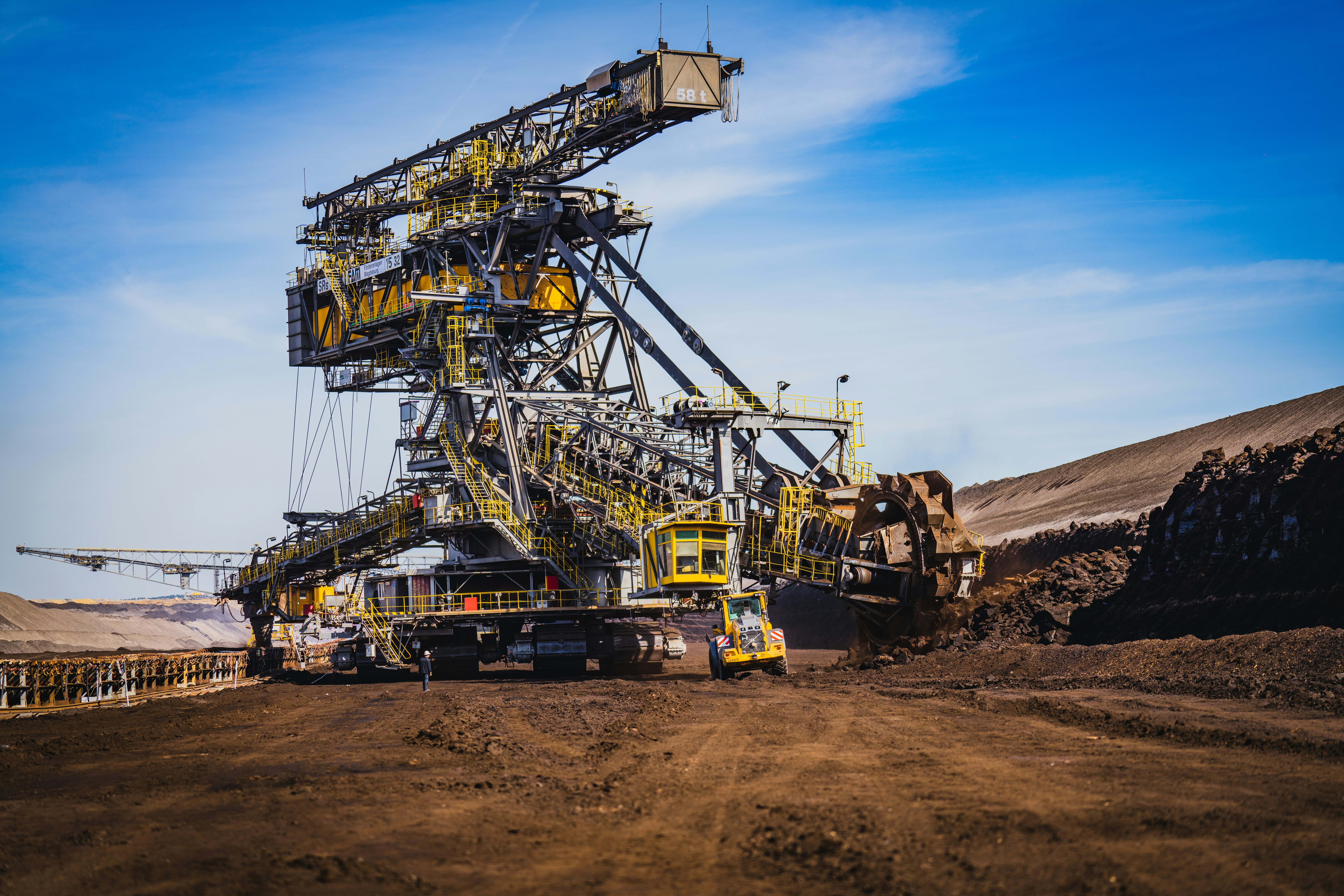 Une grande grue jaune assise au sommet d’un champ de terre photo ...