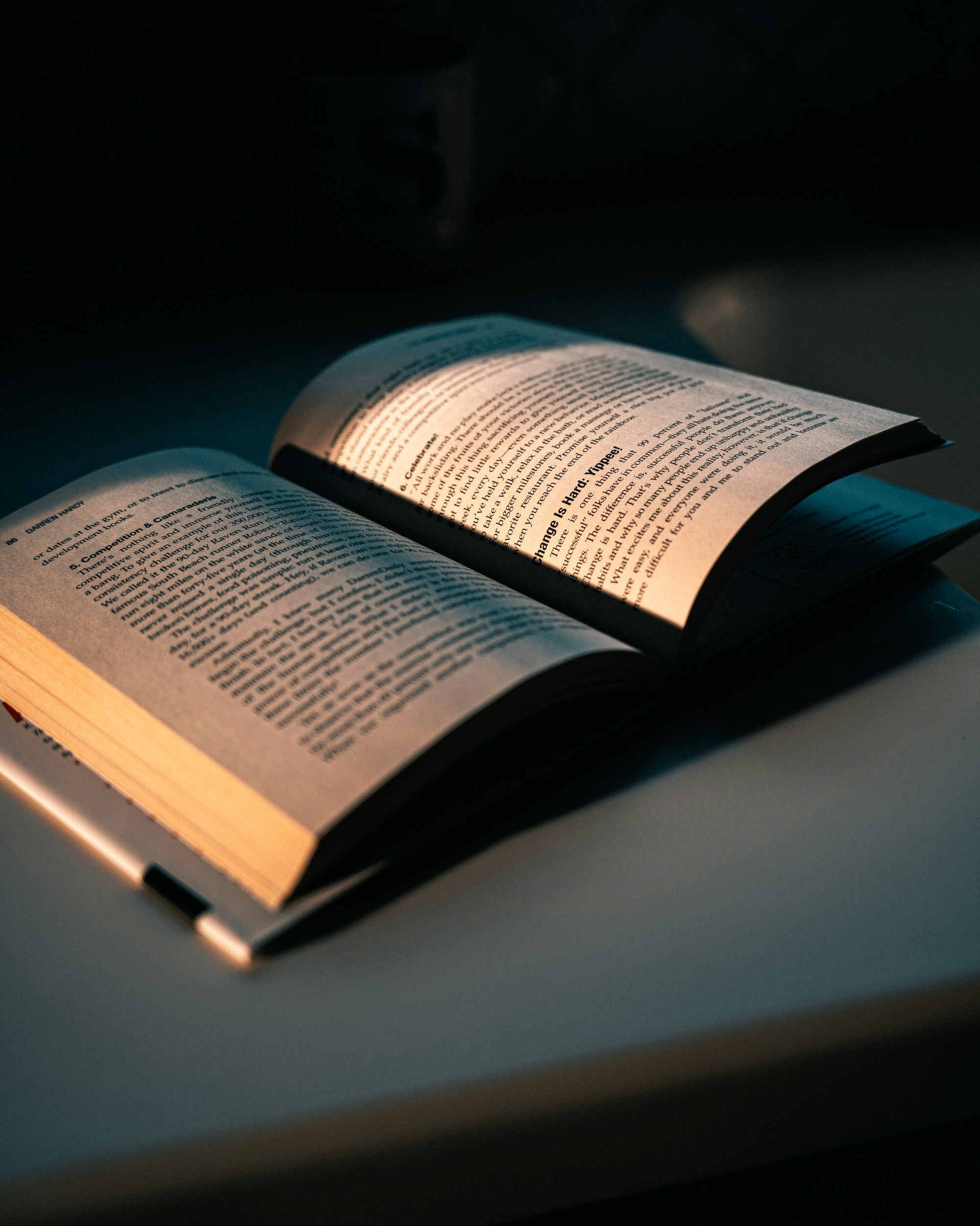 Un livre ouvert posé sur une table photo – Image gratuite de Livre sur ...