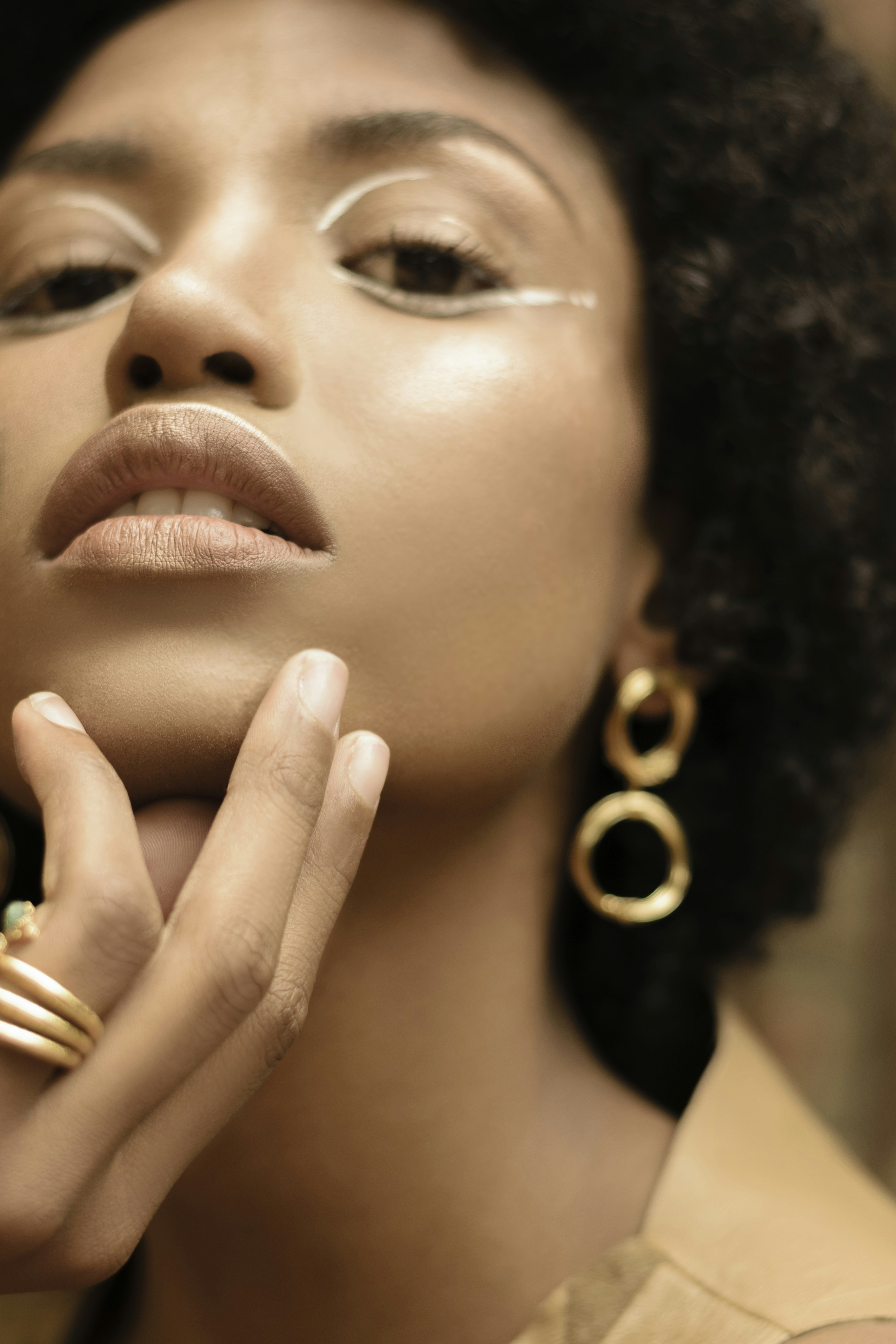 A close up of a person with a ring on her finger photo – Free Fashion ...