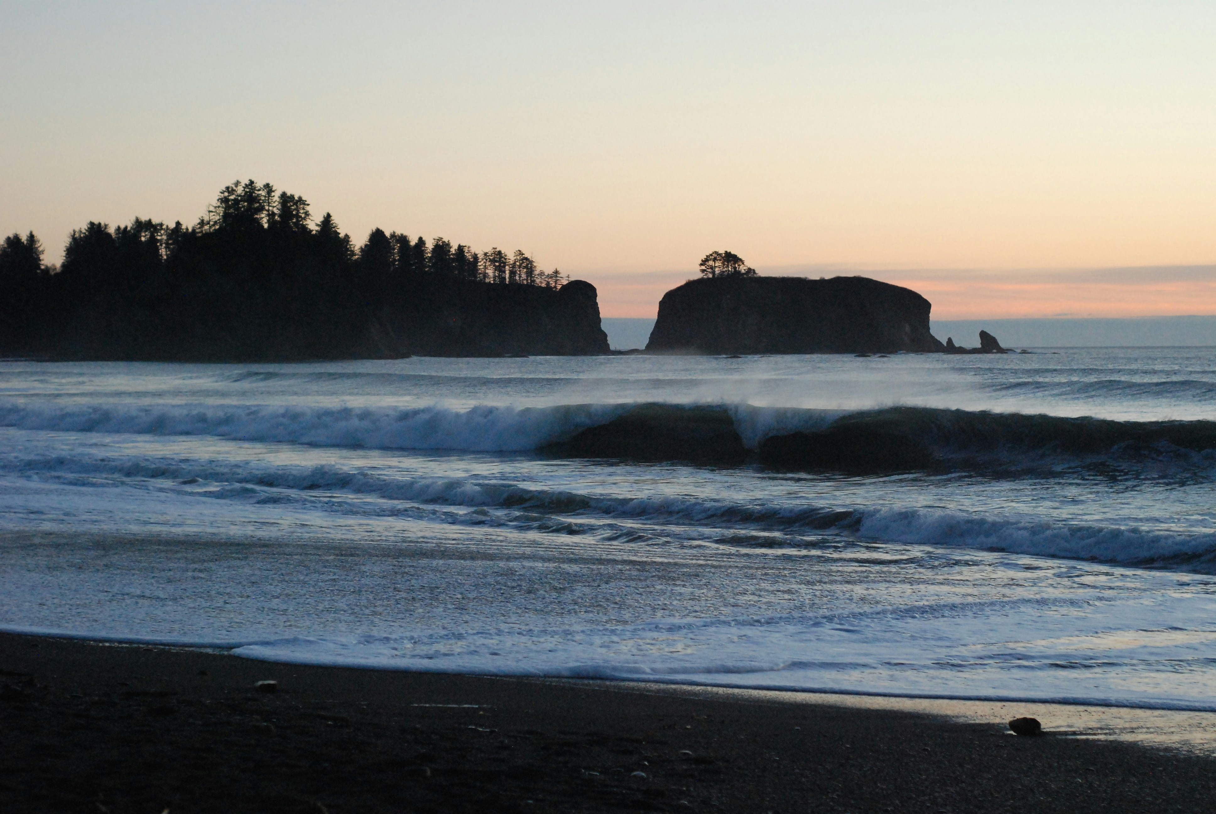 Un grand plan d’eau avec des vagues arrivant sur le rivage photo ...